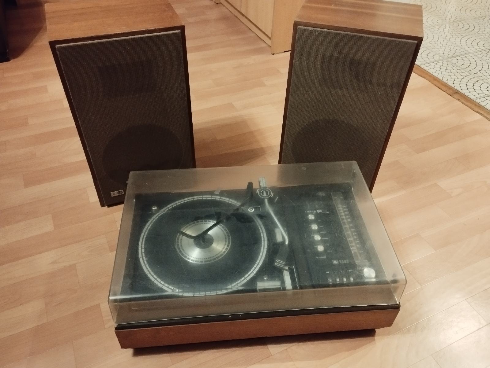 RIZ ELAK Tosca 403 radio gramofon sa zvučnicima