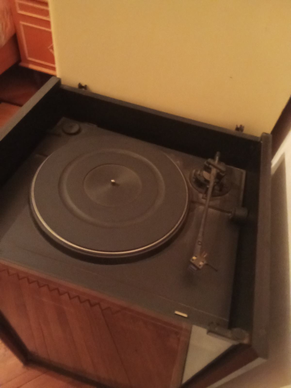 Sharp gramofon