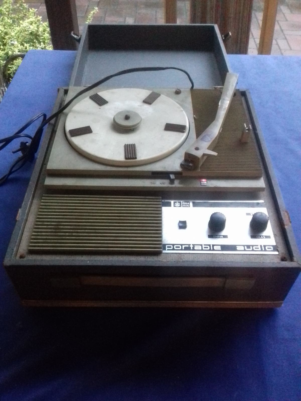 STARI GRAMOFON ISKRA KRANJ - U FUNKCIONALNOM STANJU