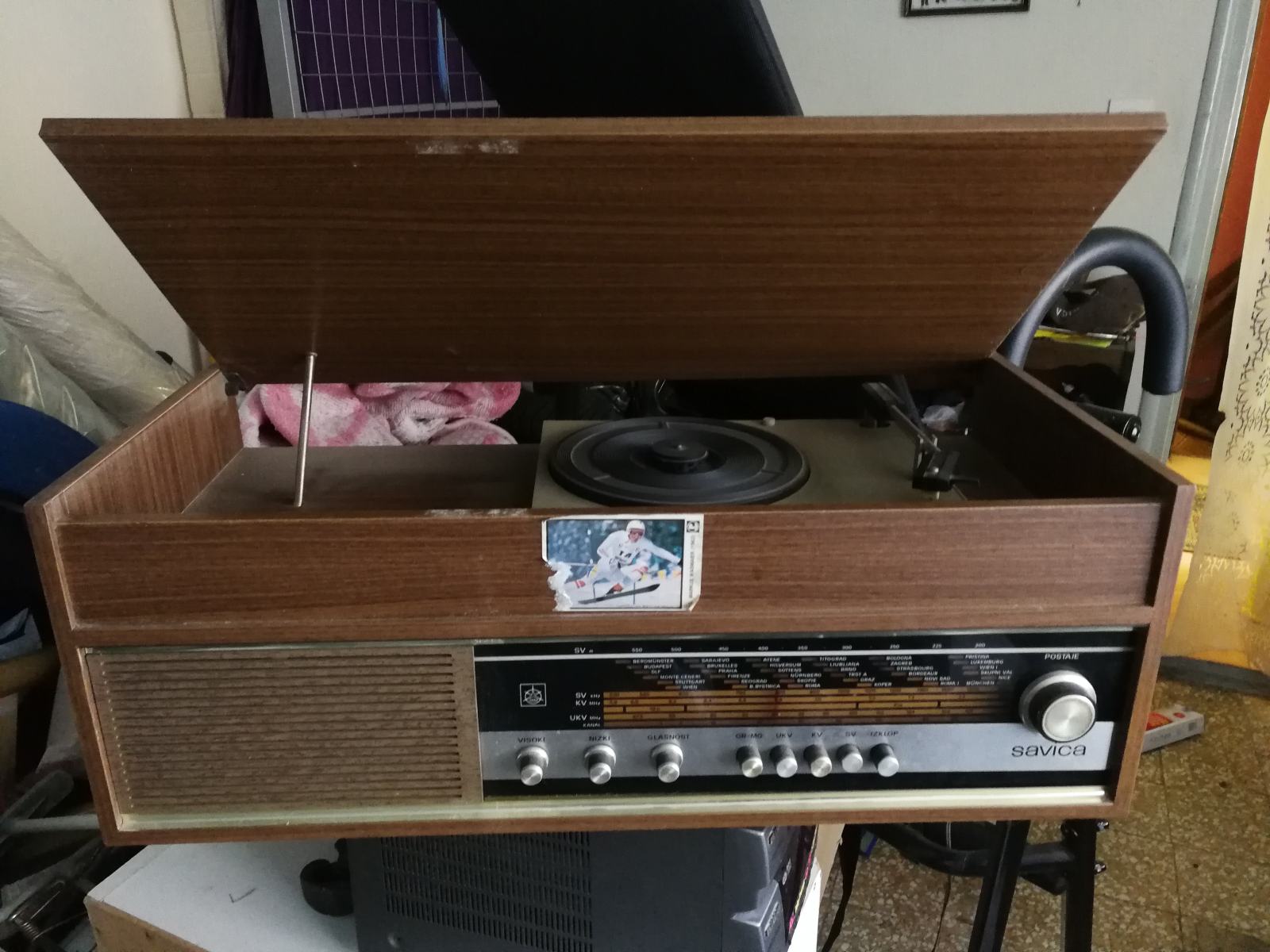 Stariji Gramofon i radio Gramofon