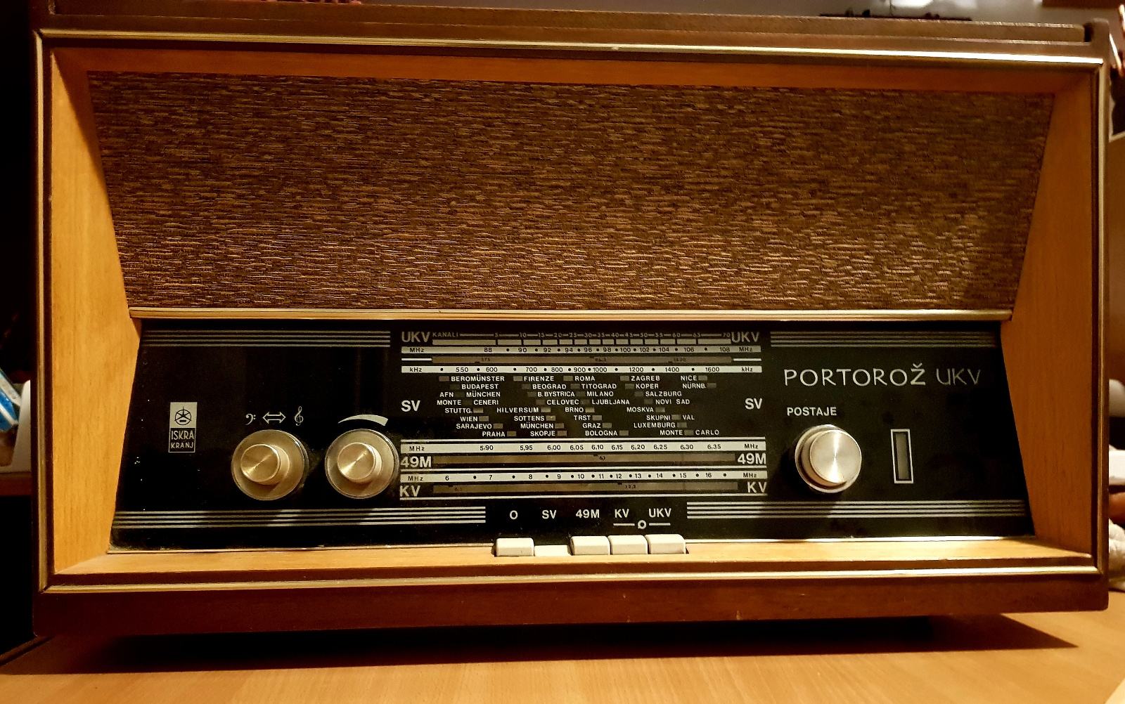 UKV radio sa gramofonom