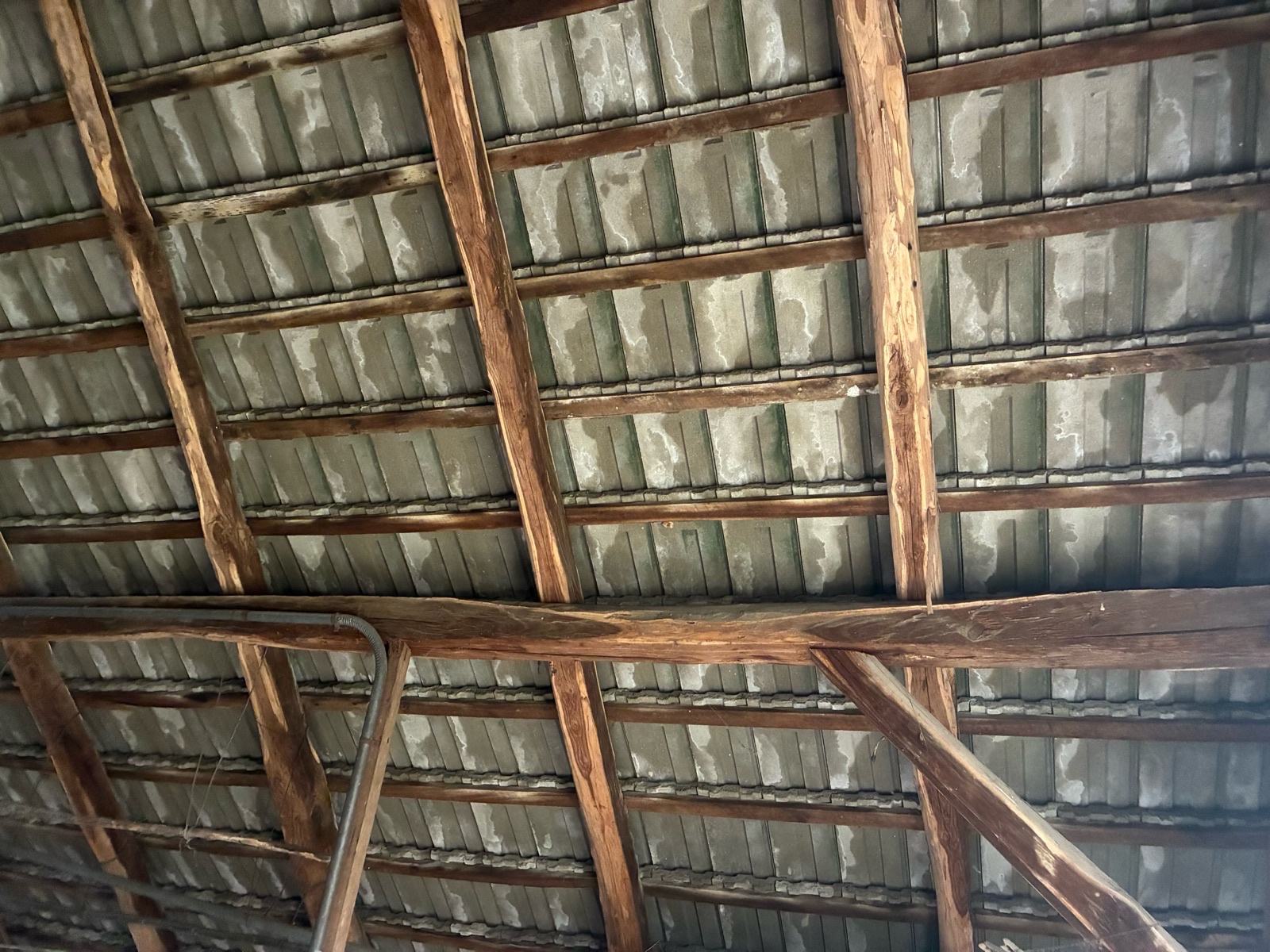 Poklanjam drvene grede (kesten) za krovište