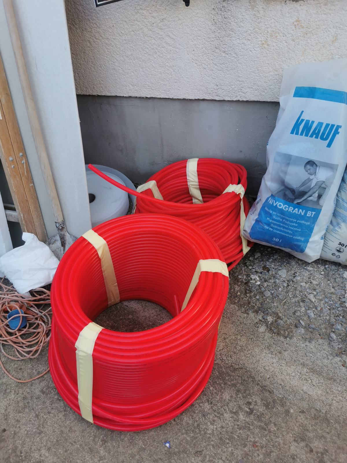 Cijevi i raster za podno grijanje na vodu