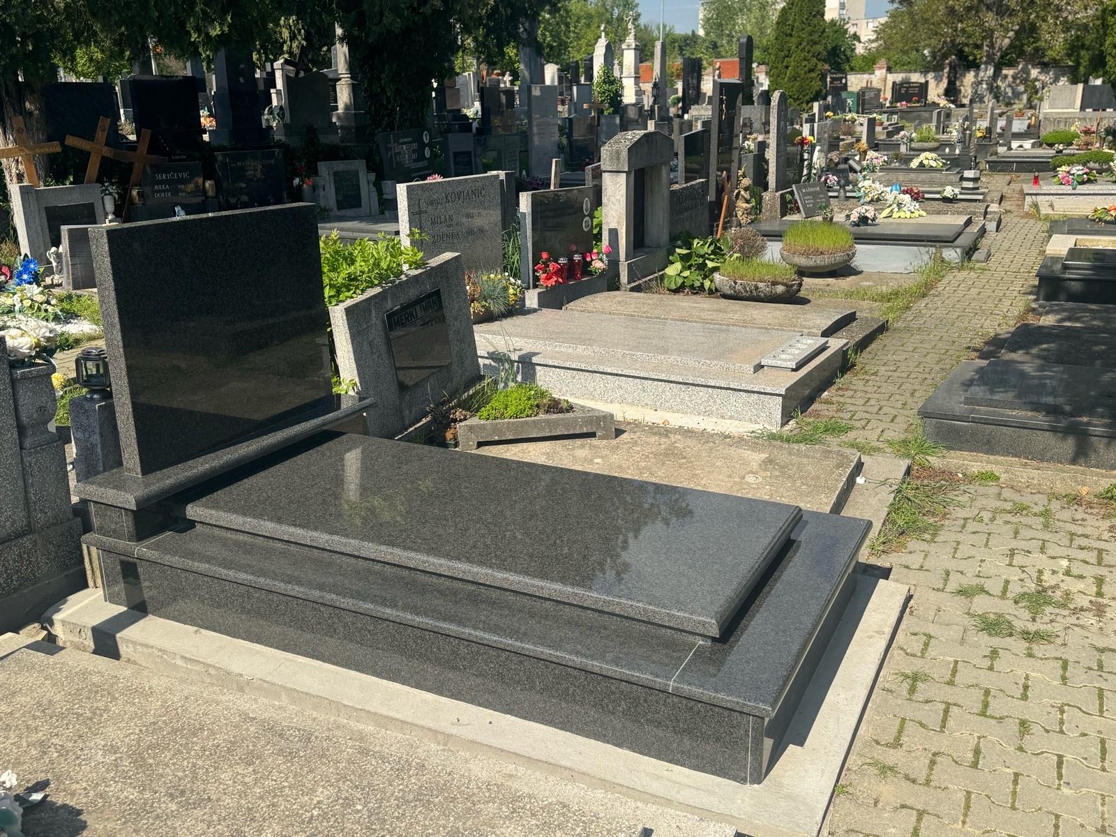 Nova grobnica(grobno mjesto) sa spomenikom, prvi red uz stazu
