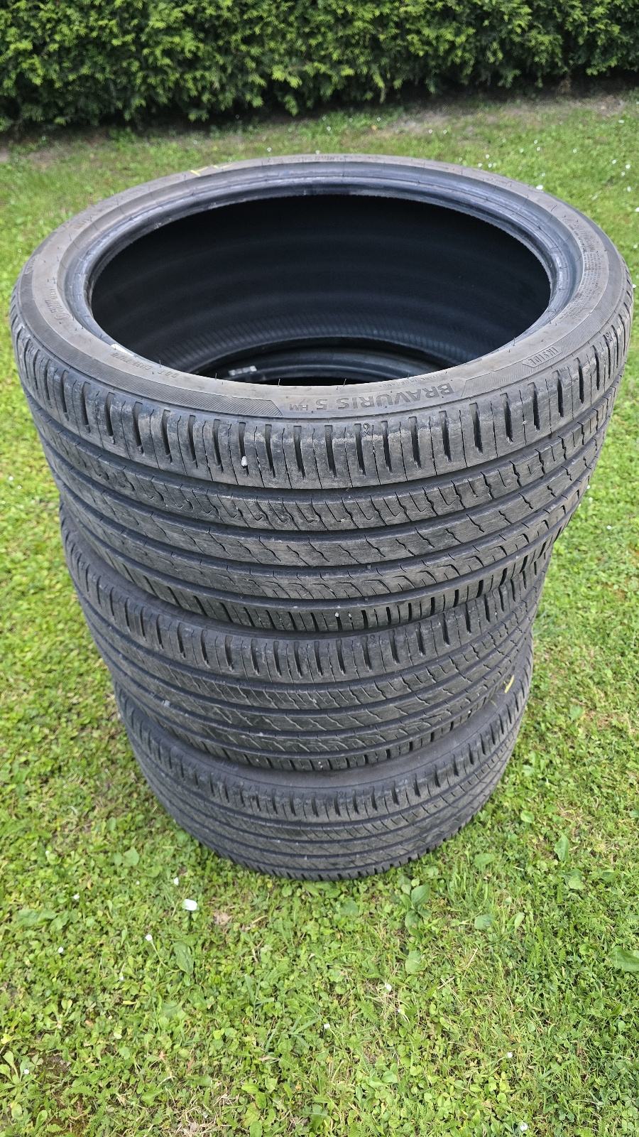 Gume ljetne Barum 255/35/19 3 kom.