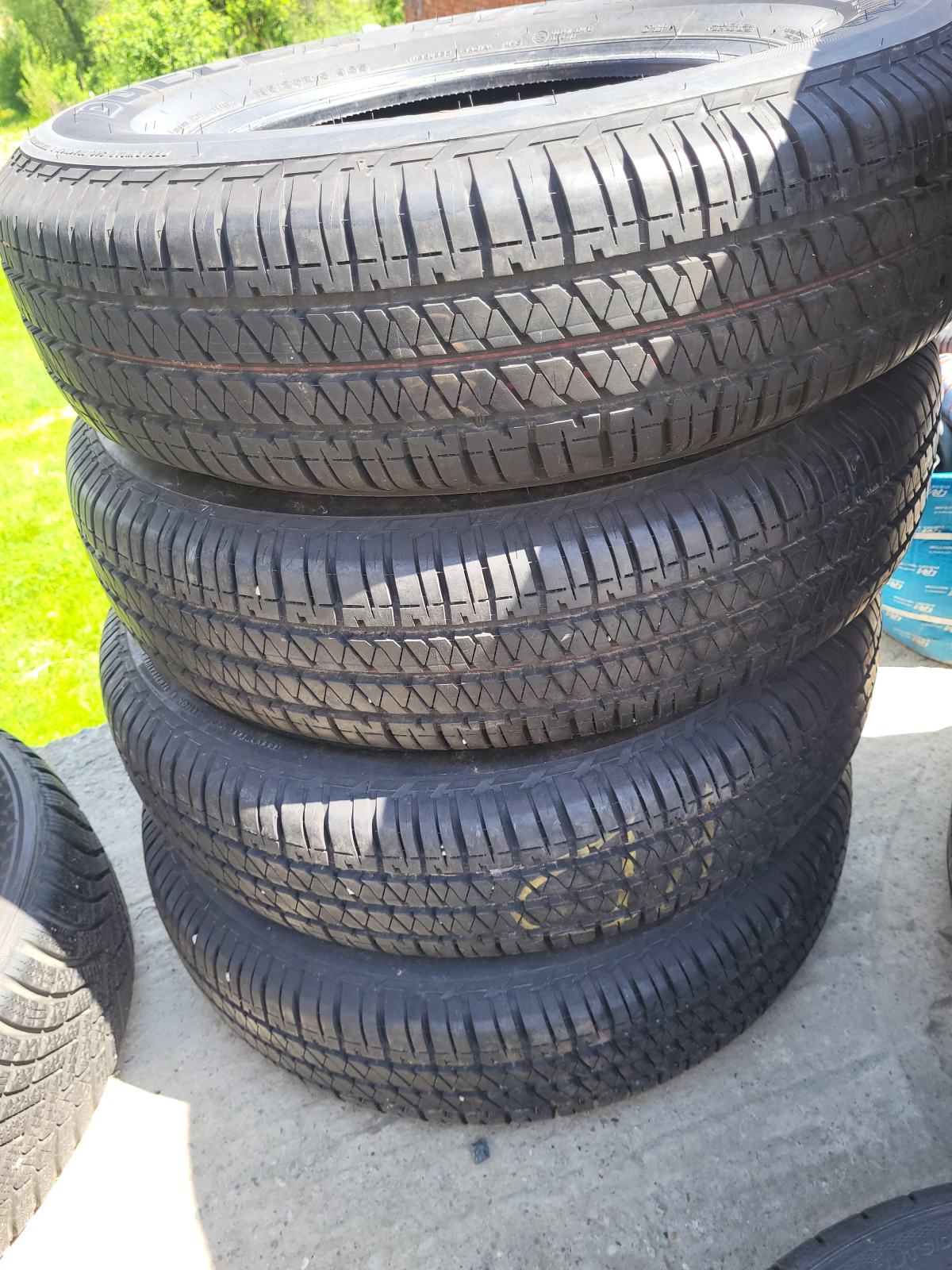 Gume ljetne Bridgestone 195/80/15 4 kom.