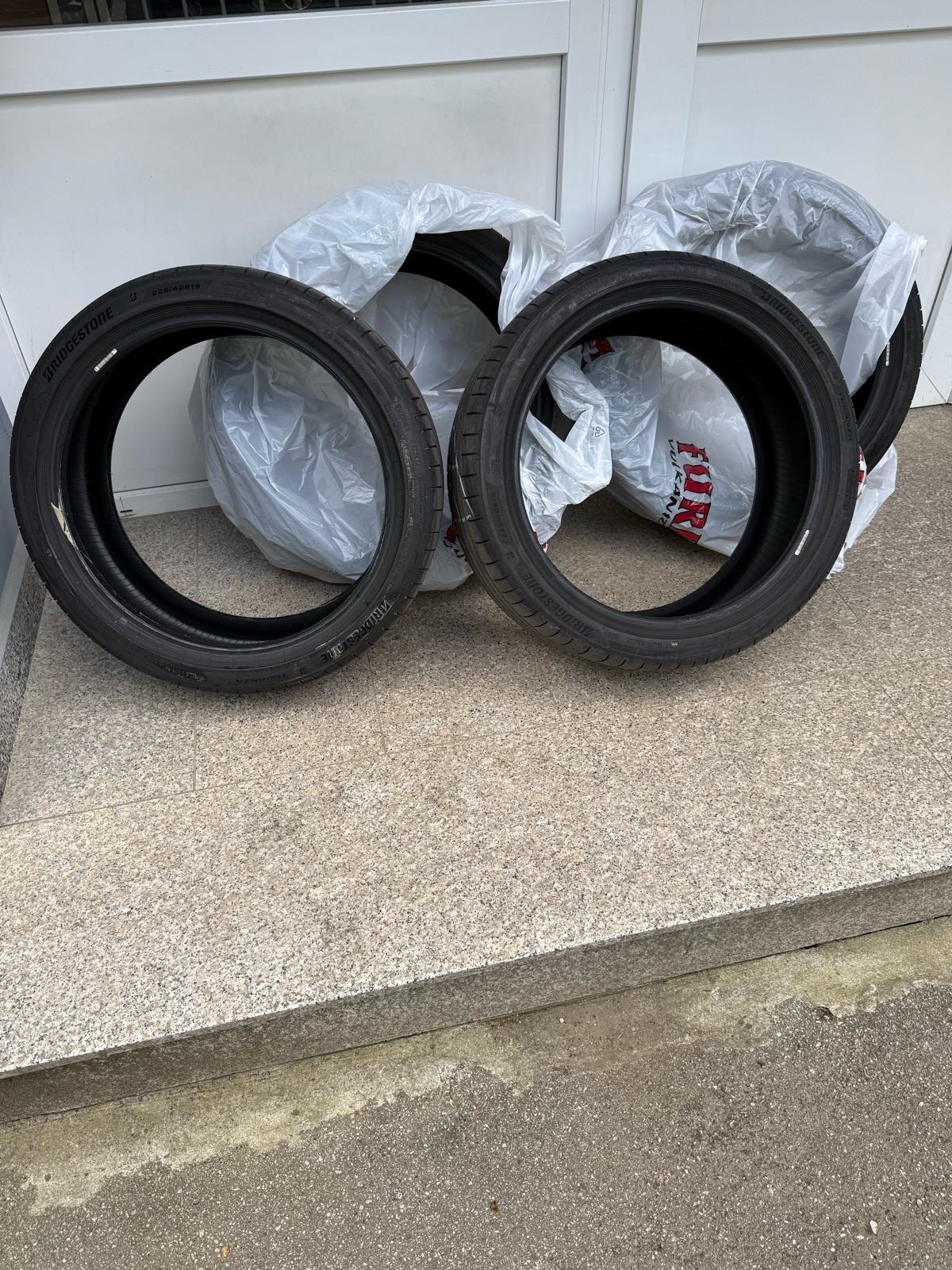 Gume ljetne Bridgestone 225/40/19 4 kom.