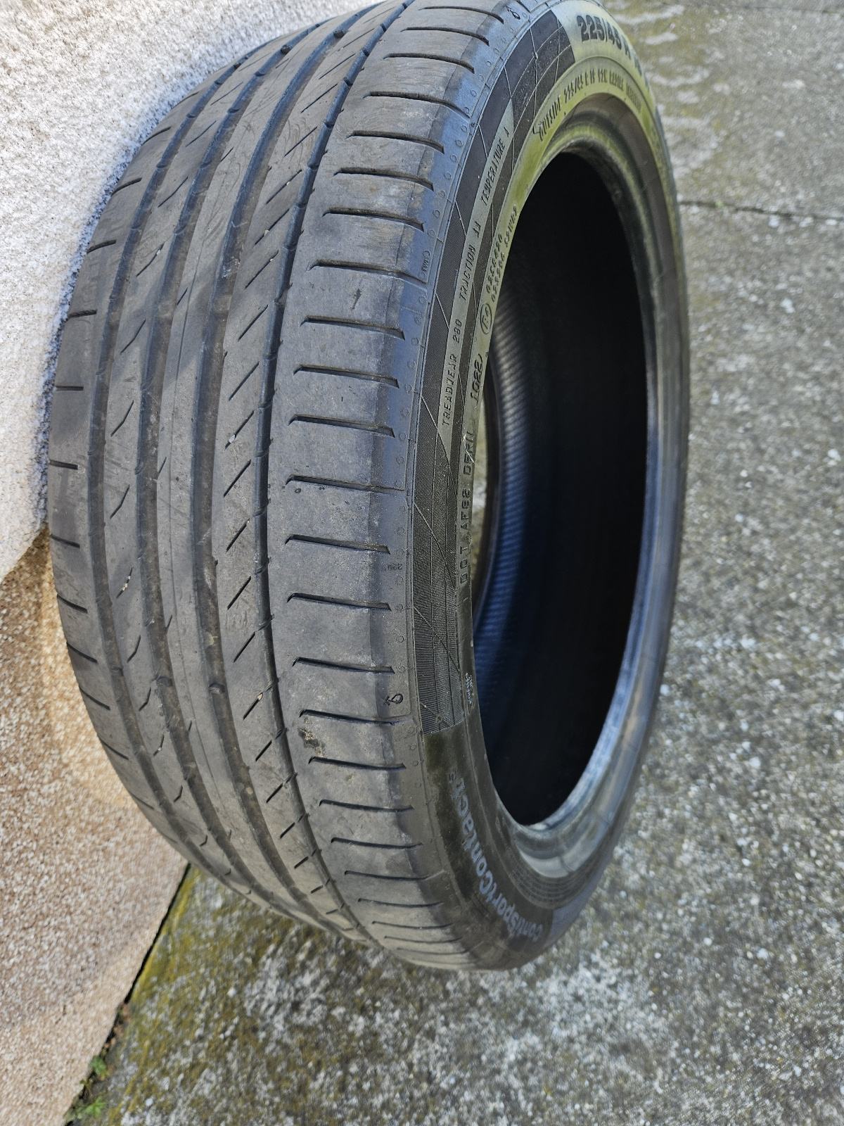 Gume ljetne Continental 225/45/19 4 kom.