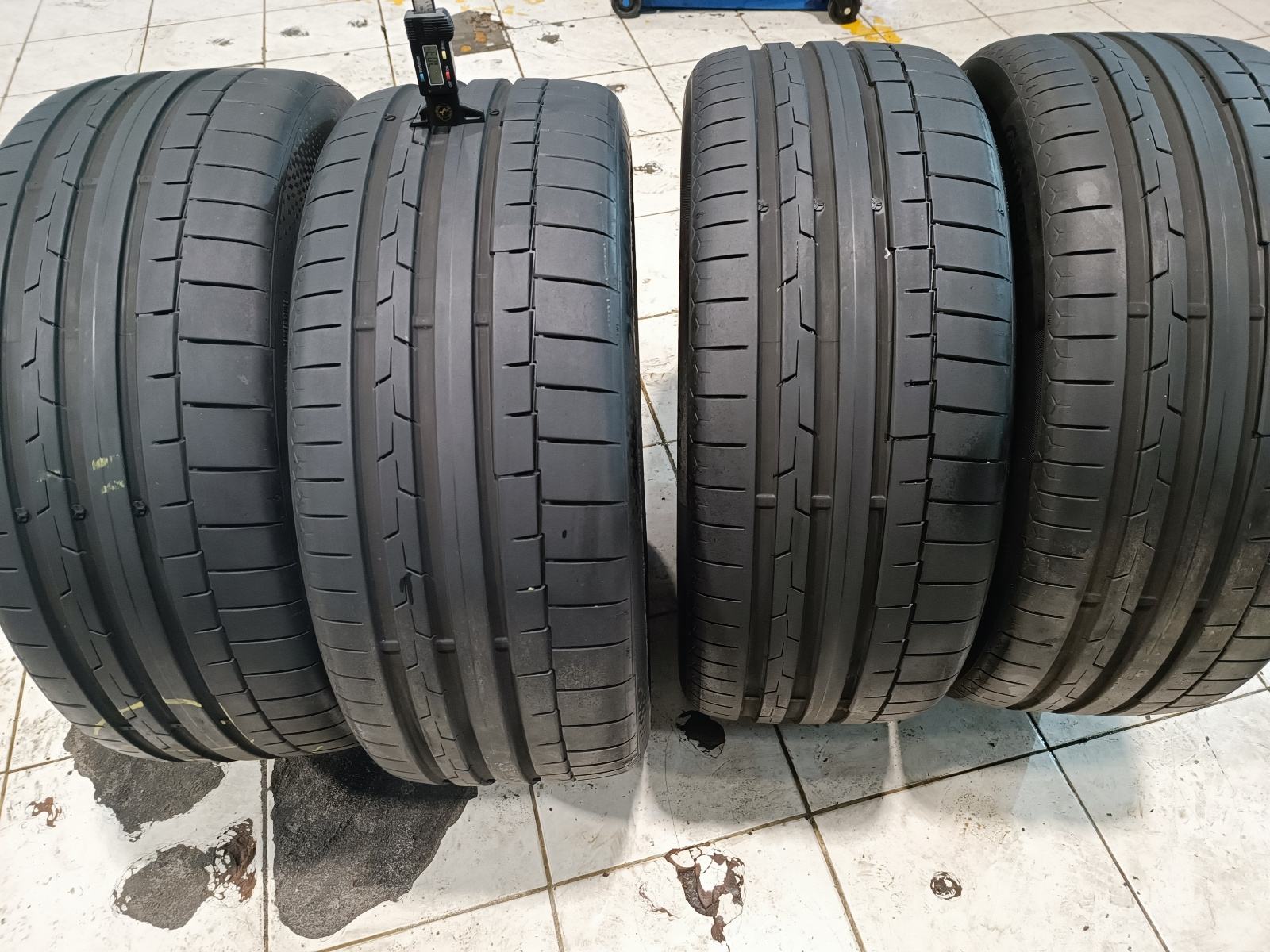 Gume ljetne Continental 255/40/20 4 kom.