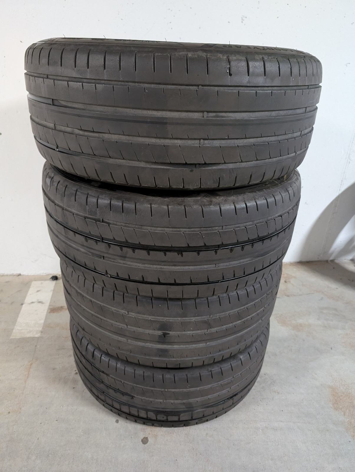 Gume ljetne Goodyear 235/40/19 4 kom.