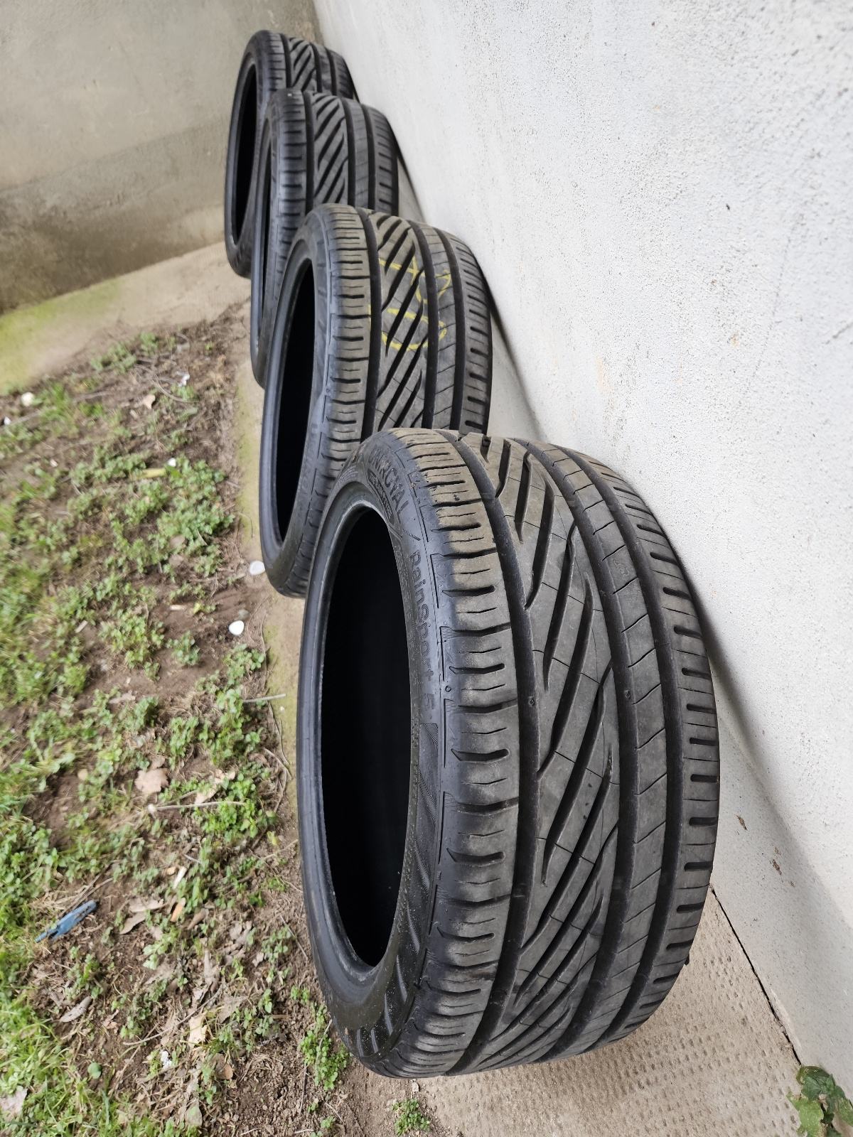 Gume ljetne Uniroyal 235/40/18 4 kom.