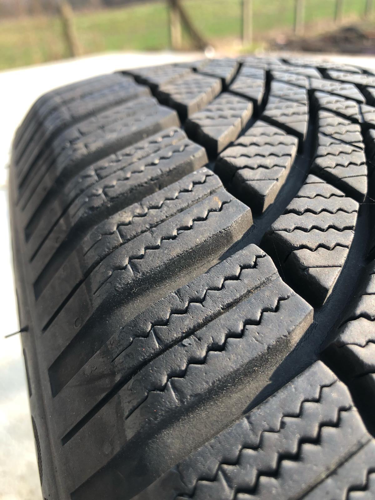 Gume zimske Bridgestone 205/55/16 4 kom.