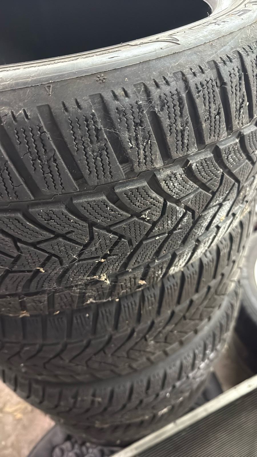 Gume zimske Dunlop 235/45/18 3 kom.