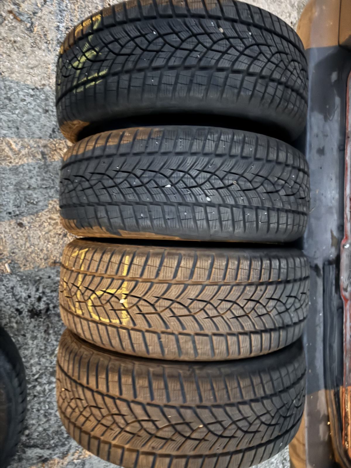 Gume zimske Goodyear 215/55/17 4 kom.