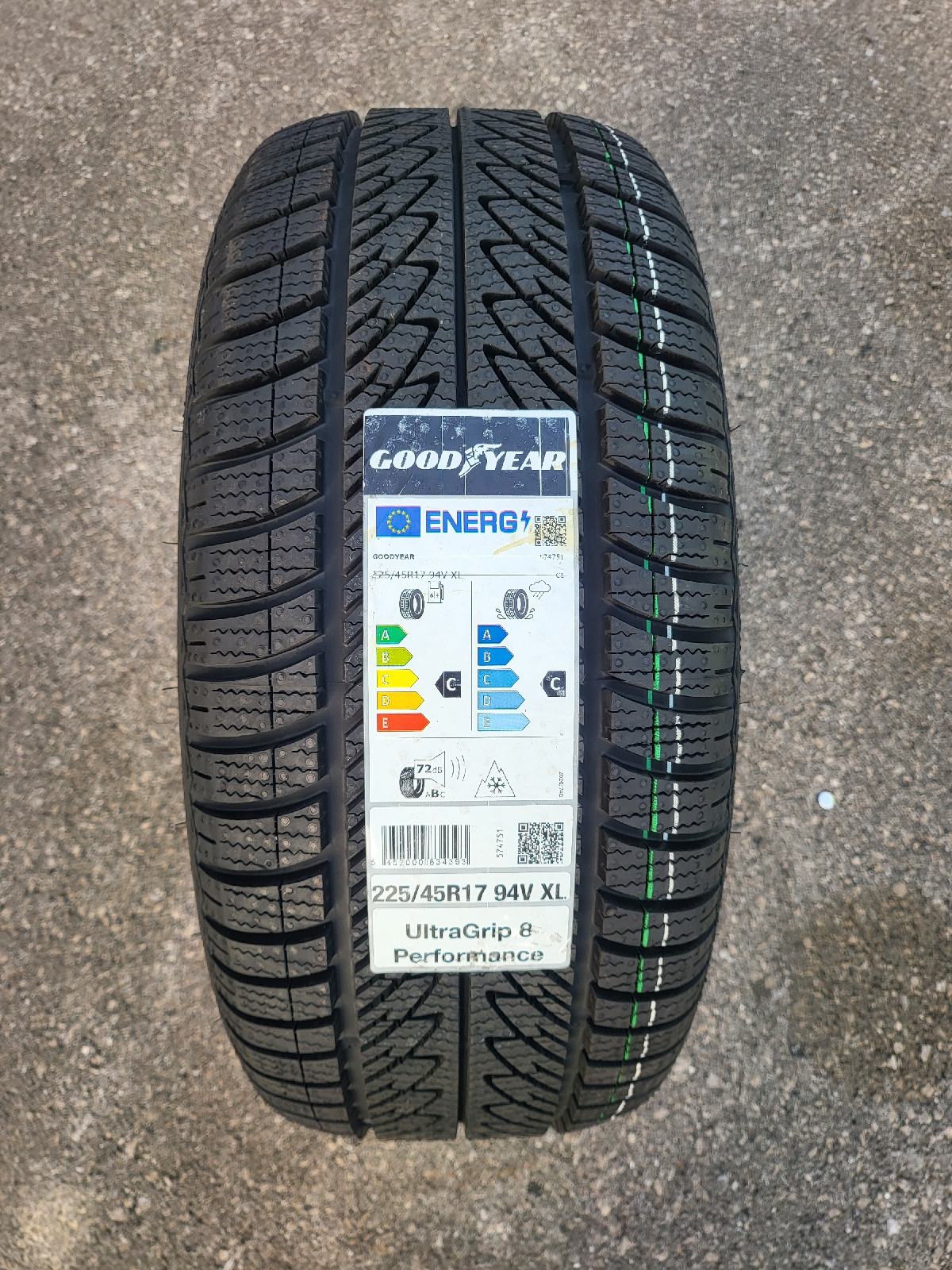 225/45/17 nove zimske Goodyear Ultragrip 8 Performance DOT24