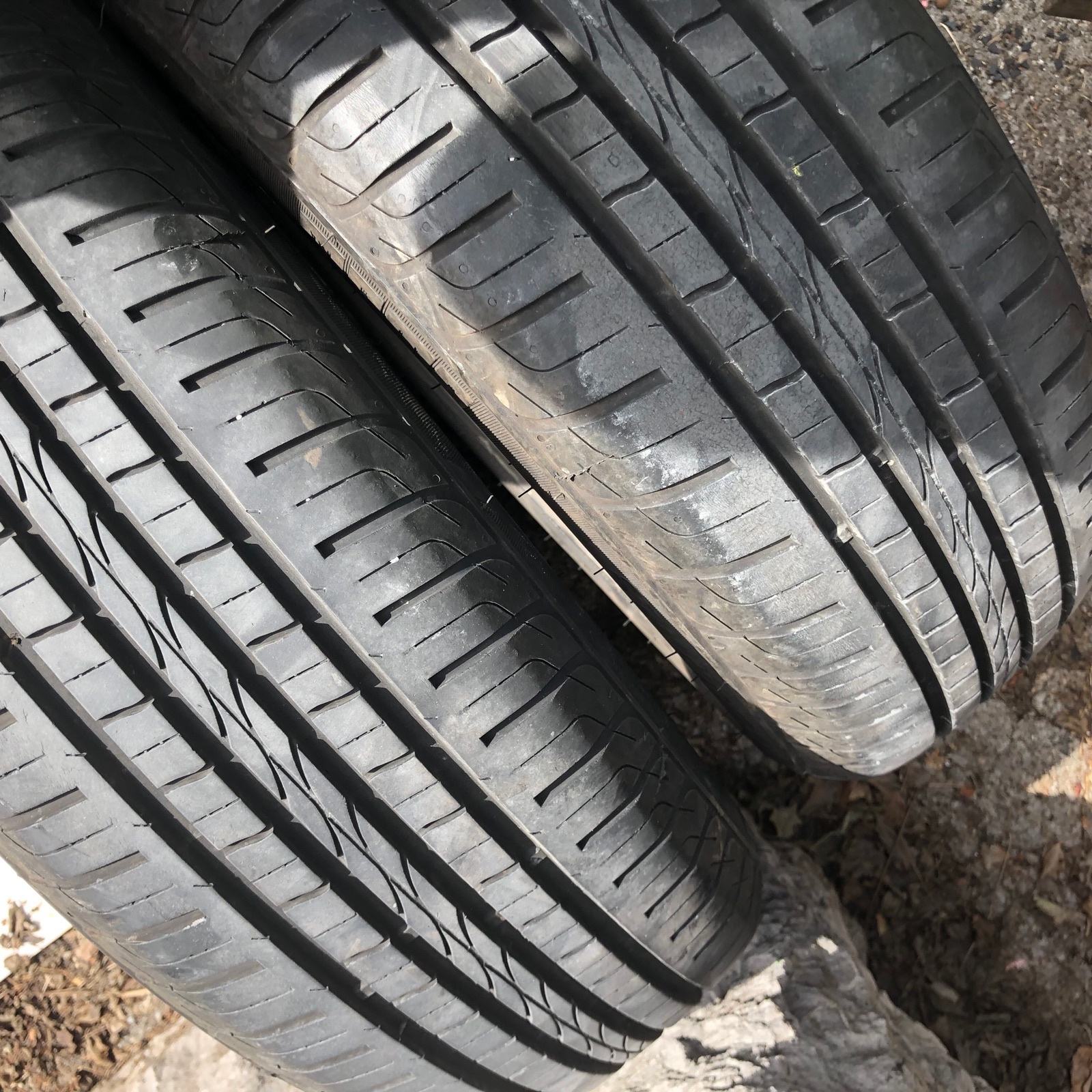 Dvje gume 225/50/17.