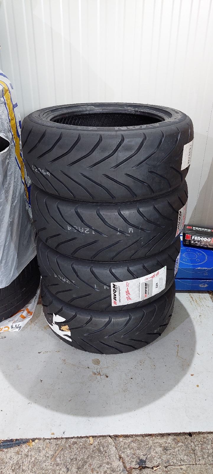 Avon ZZR 195/50/R15 A64 semi-slick