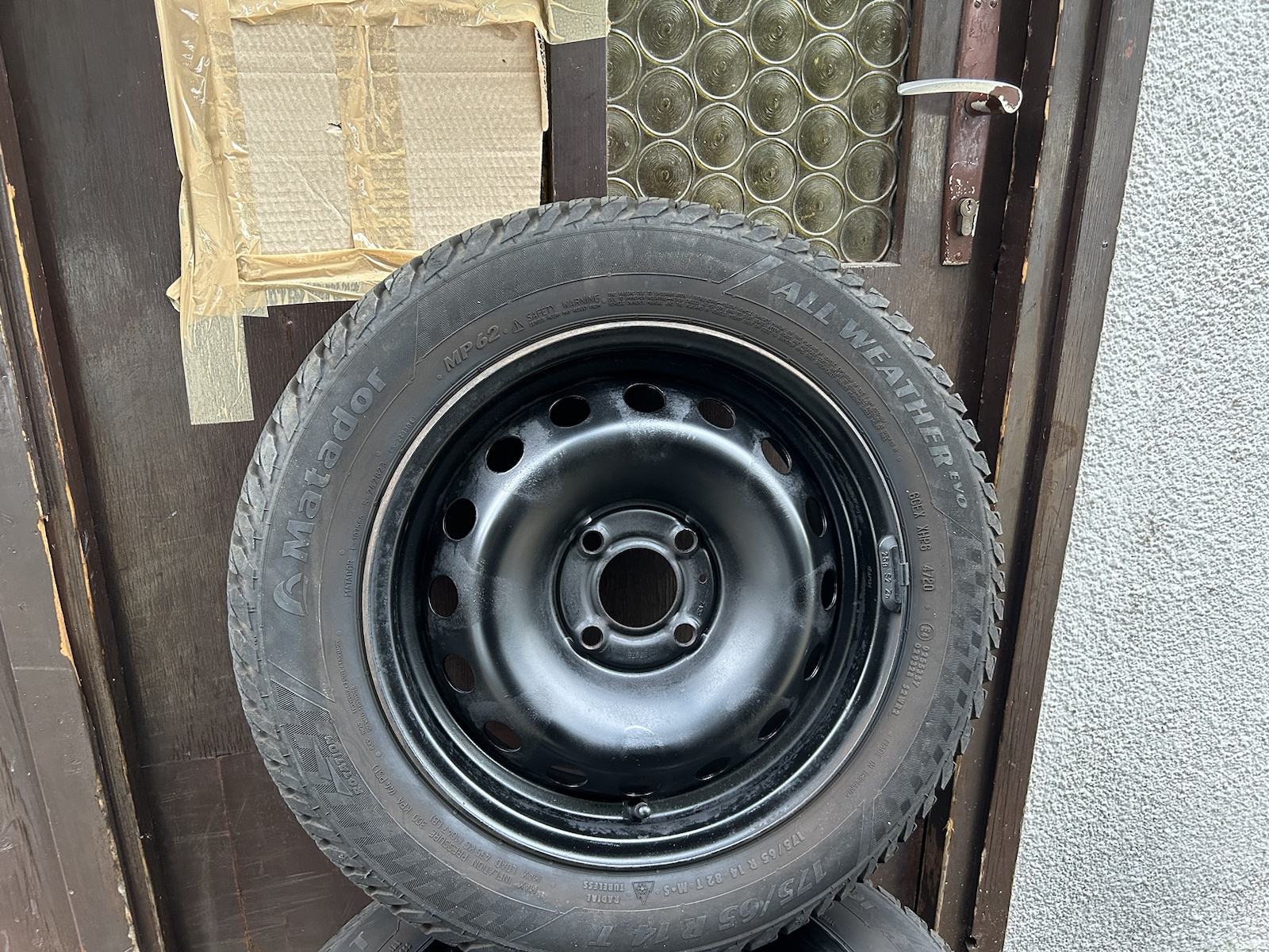 Zimske Gume 175/65/14 sa čelicnim felugama 2 kom