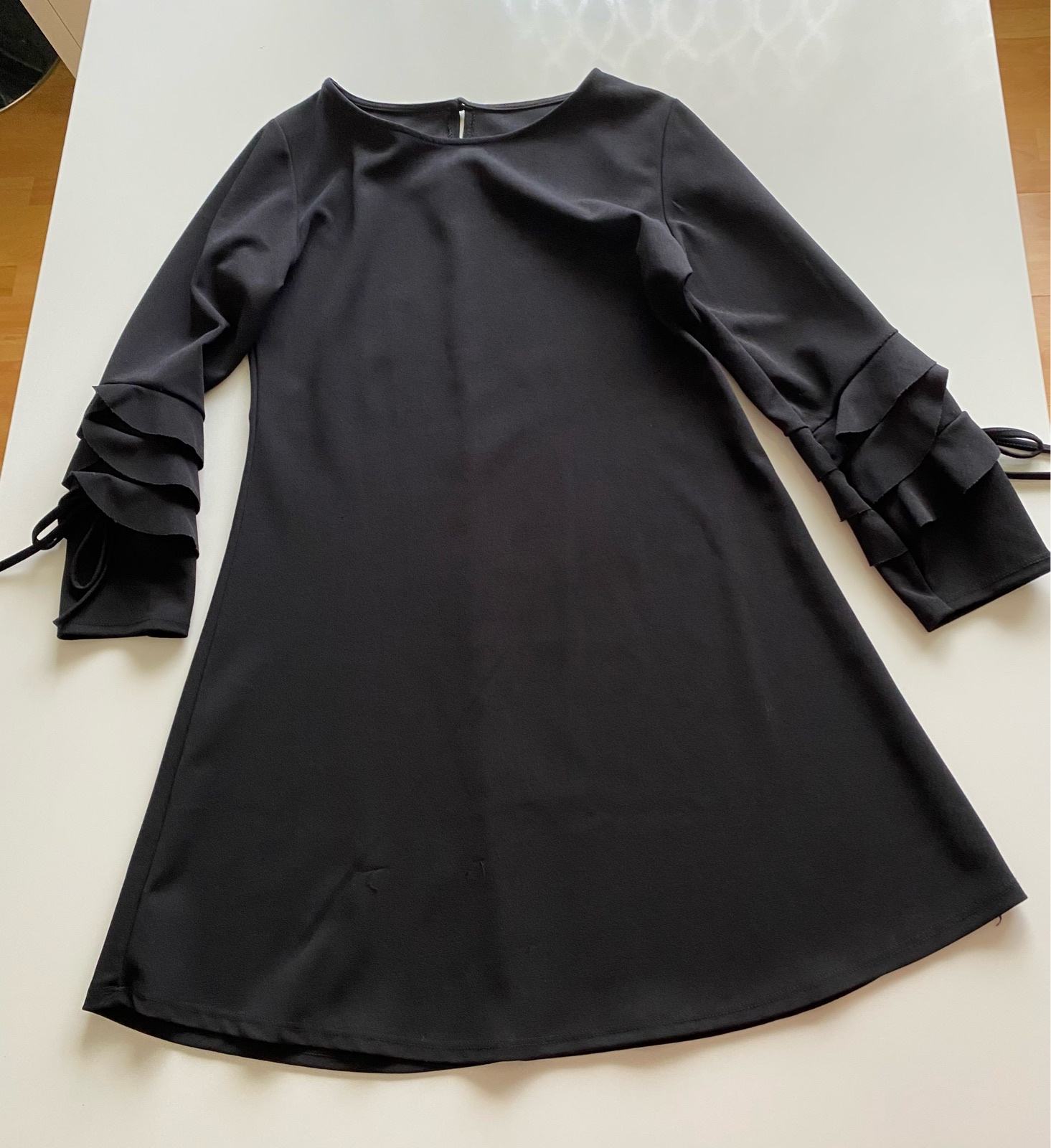 Crna haljinica dugih rukava