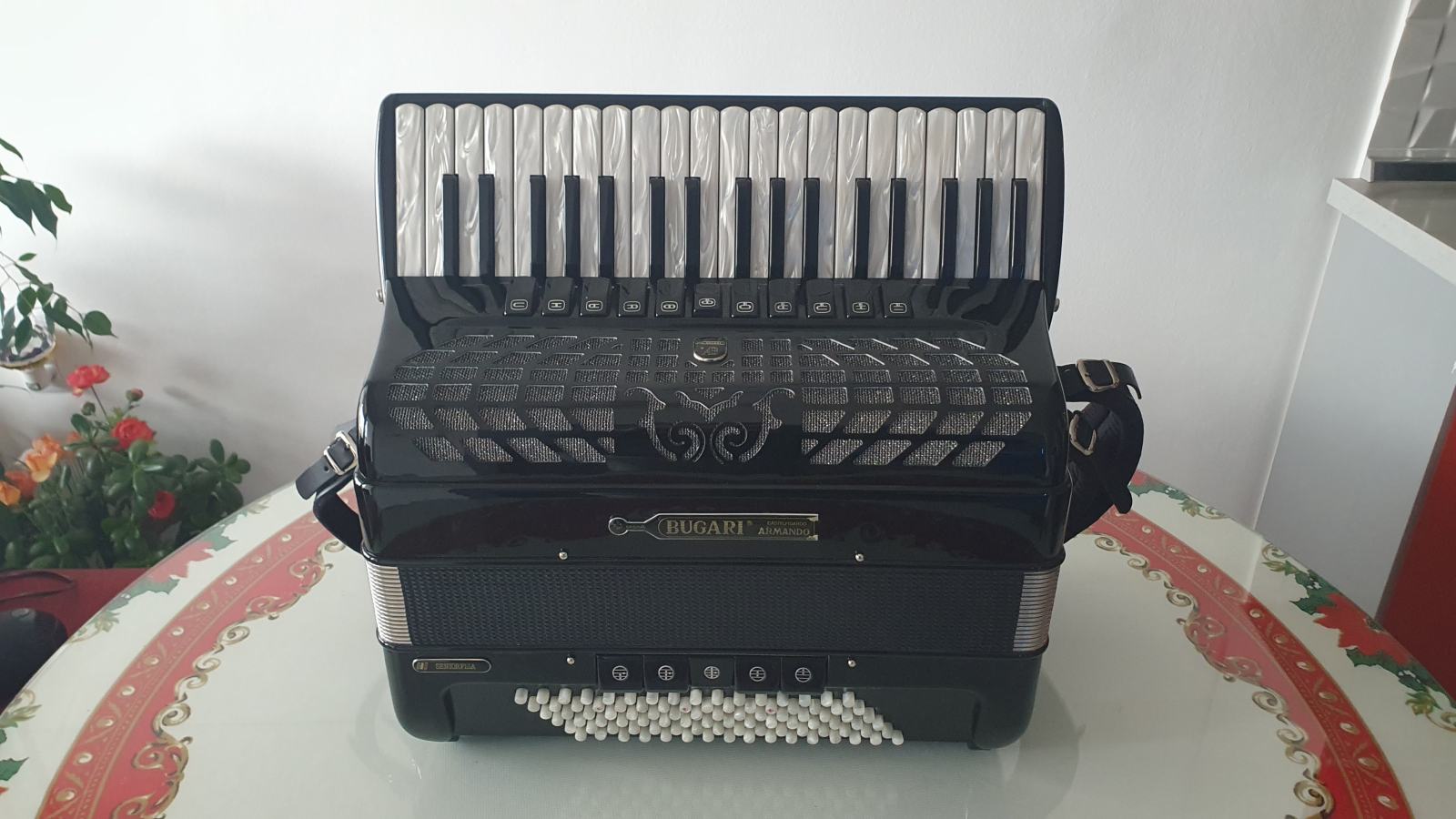 Bugari Armando, 96 basova, 37 tipki, 4/5 mussete