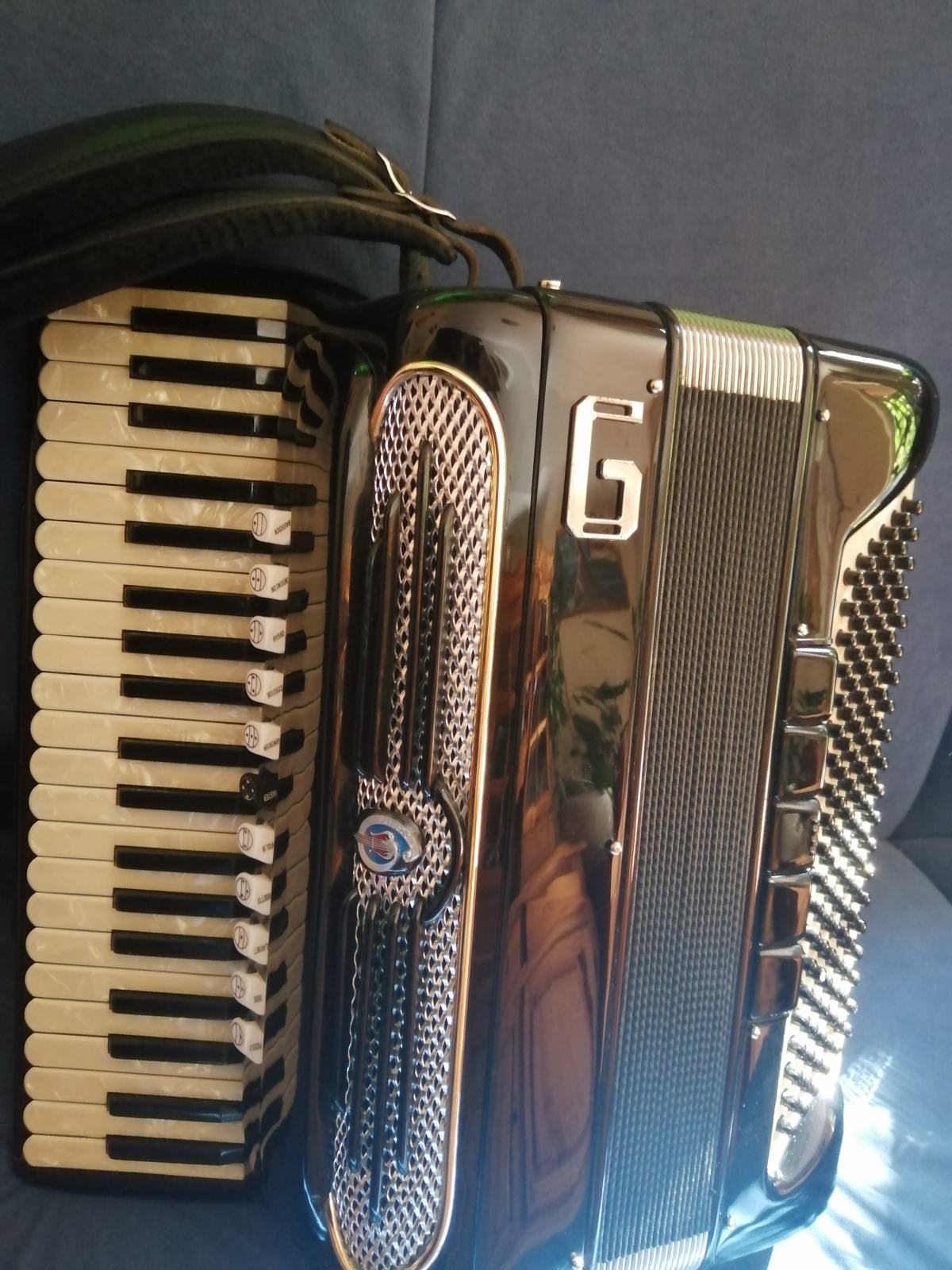 Giulietti MF 115 4/5glasna 120 basova čudesan instrument za generacije