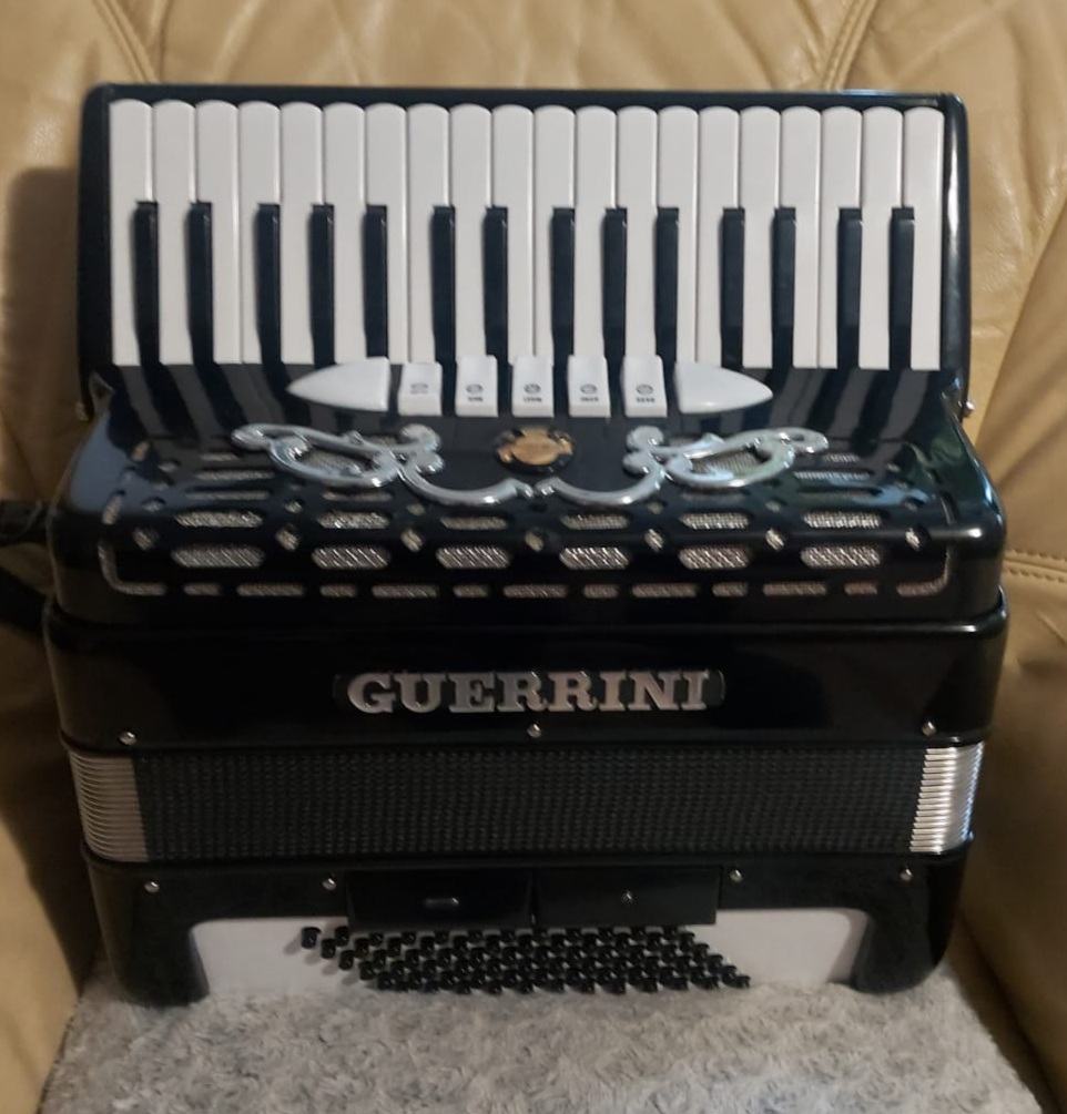 Guerrini student mod. 621 5+2 reg. 3/5 glas. 72 bass UNIKATNI MODEL