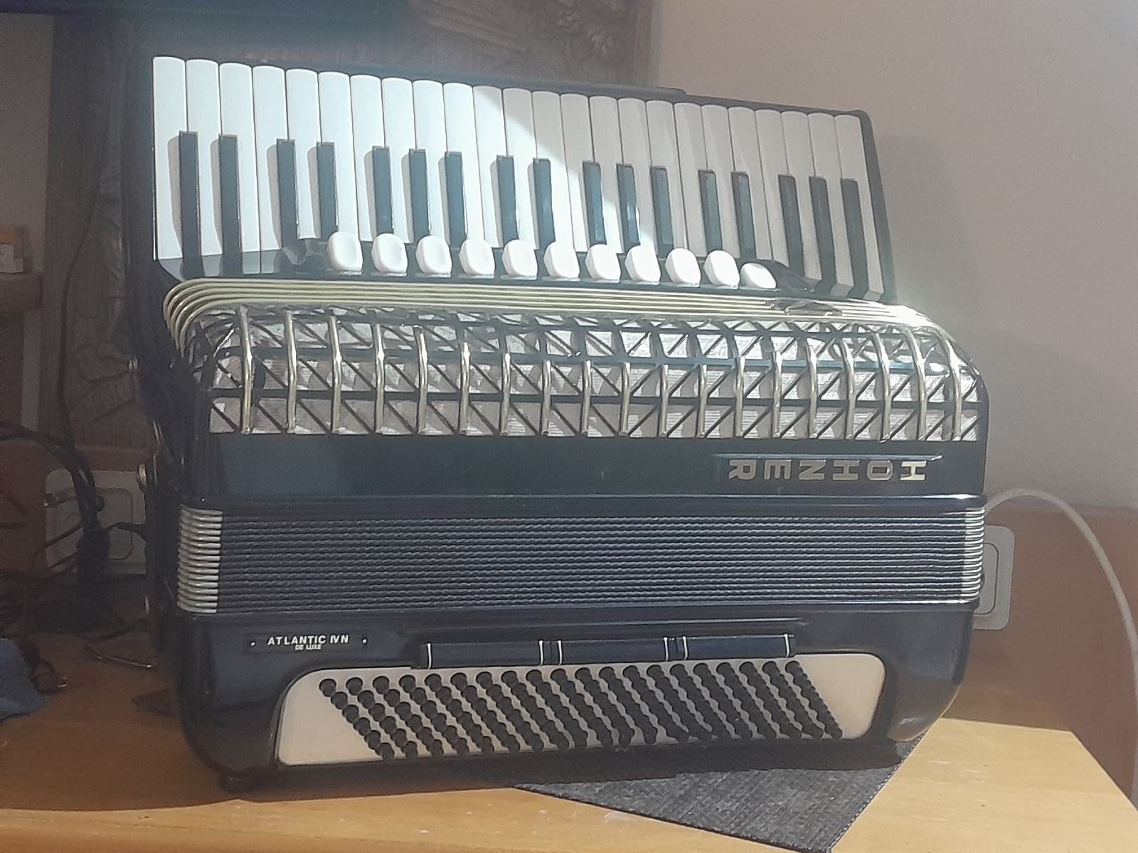 Harmonika Hohner Atlantic IV De Luxe N.Original Mijeh s okvirom