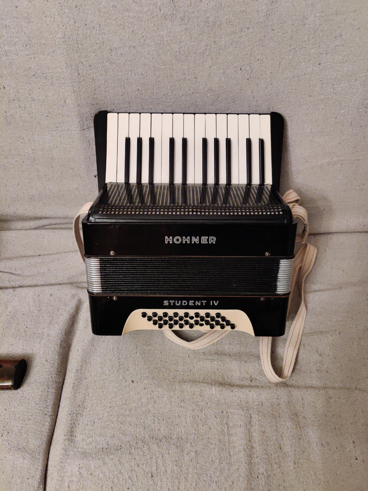 Hohner Student IV, 32 basa