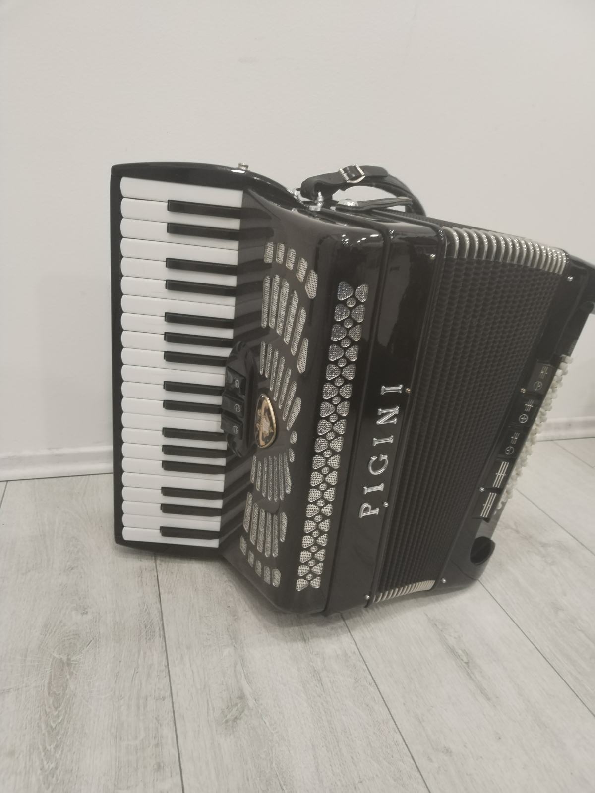 Prodajem harmoniku Pigini