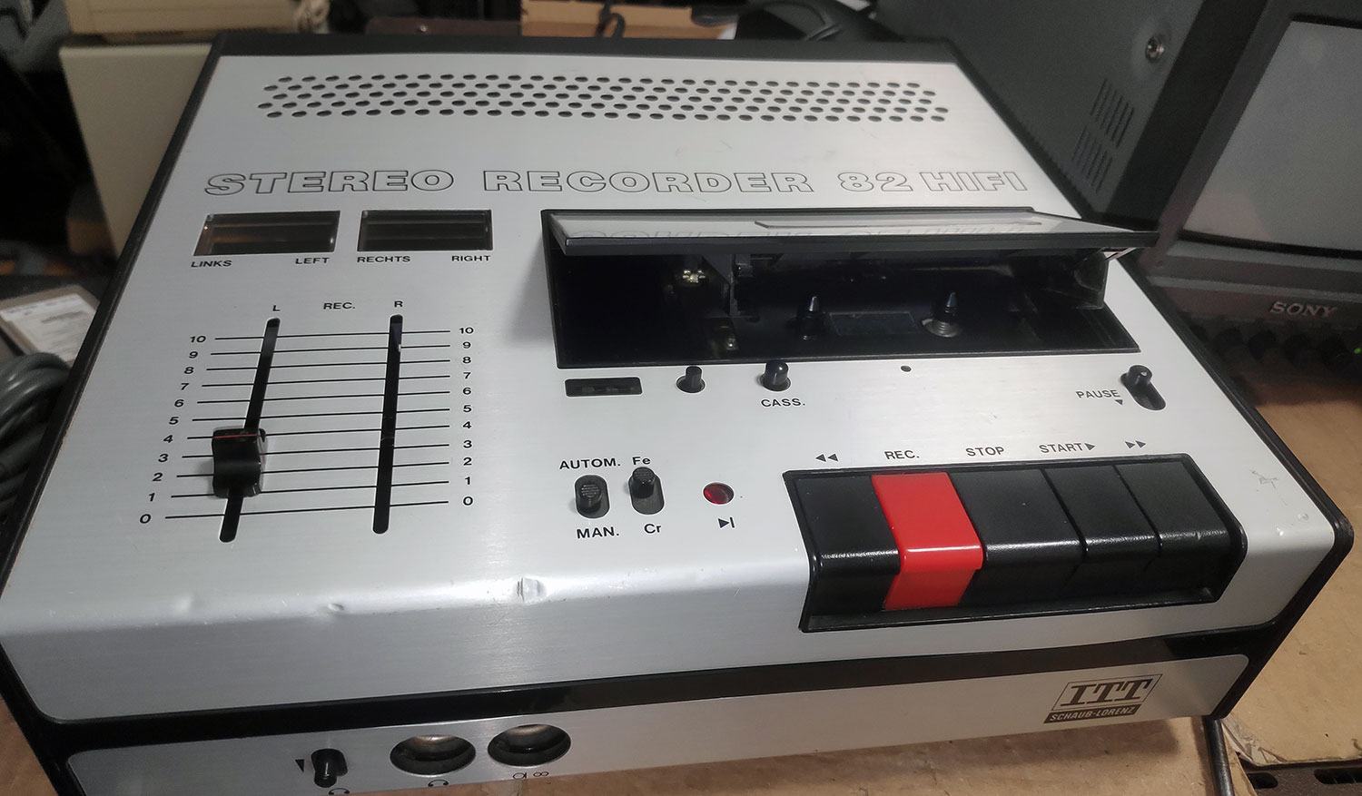 Retro prijenosni kazetofon ITT Stereo Recorder 82 HIFI
