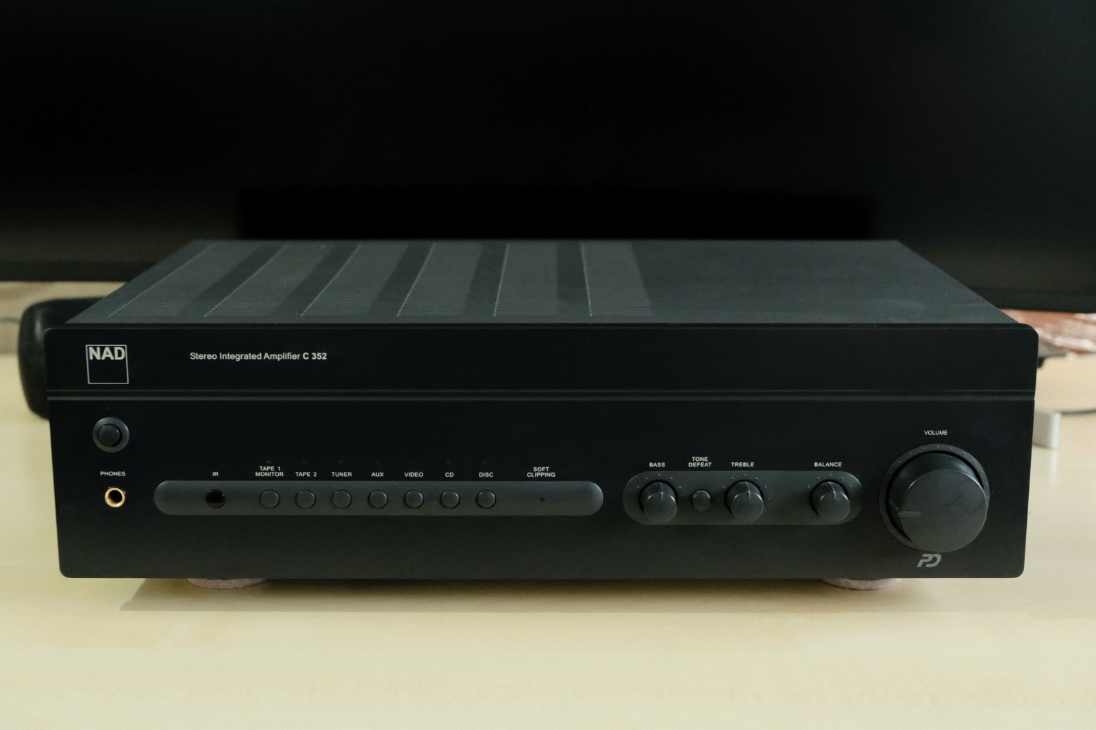 NAD C352 Integrirano stereo pojačalo crno