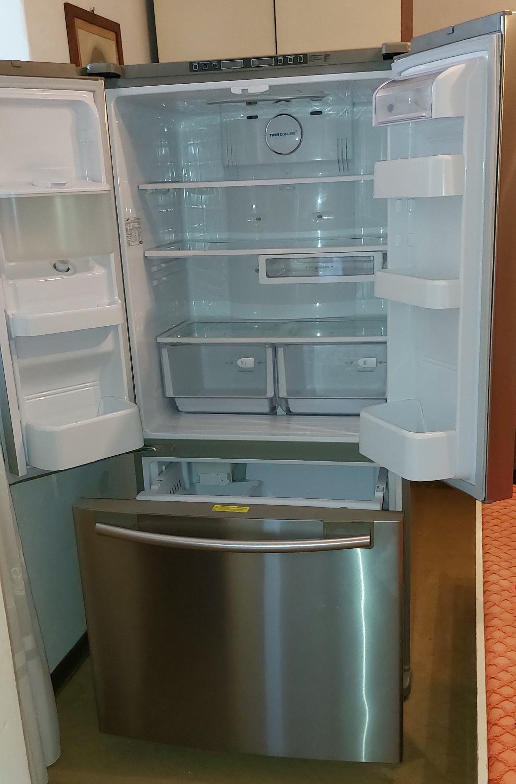 Frizider sa freezerom i ledomatom.