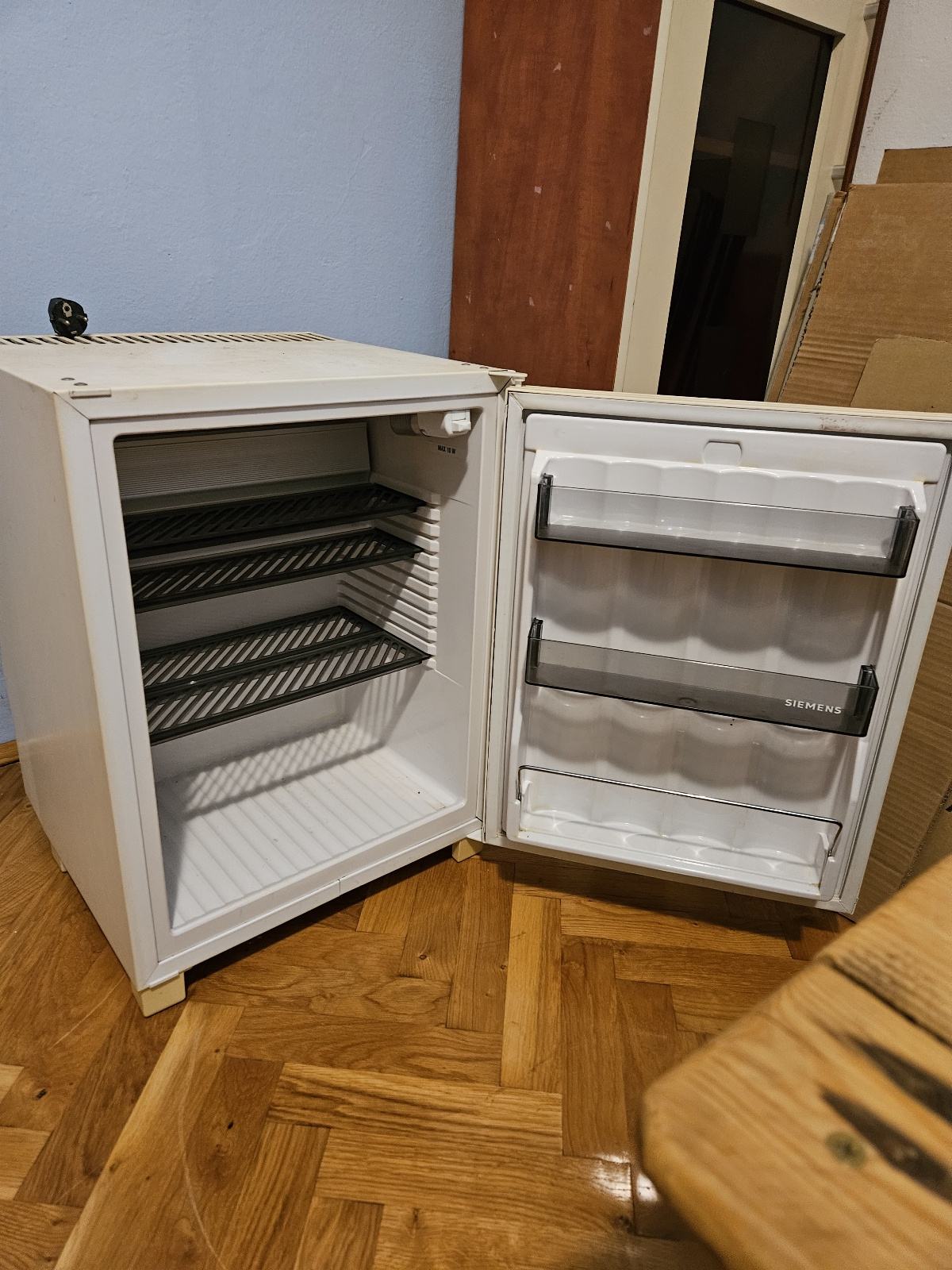 MINI FRIŽIDER HLADNJAK 43X43X58