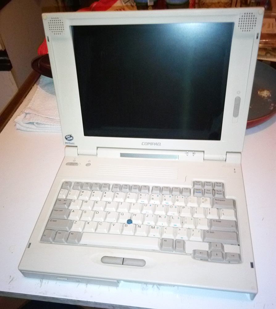 Compaq LTE retro laptop (Pentium 120 mhz, Windows 98)