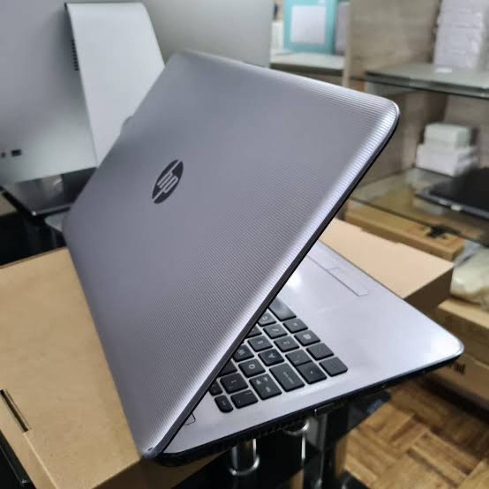 HP 250 G4, i3-5005U 16GB RAM, SSD 120GB, AMD Radeon R5, nova baterija