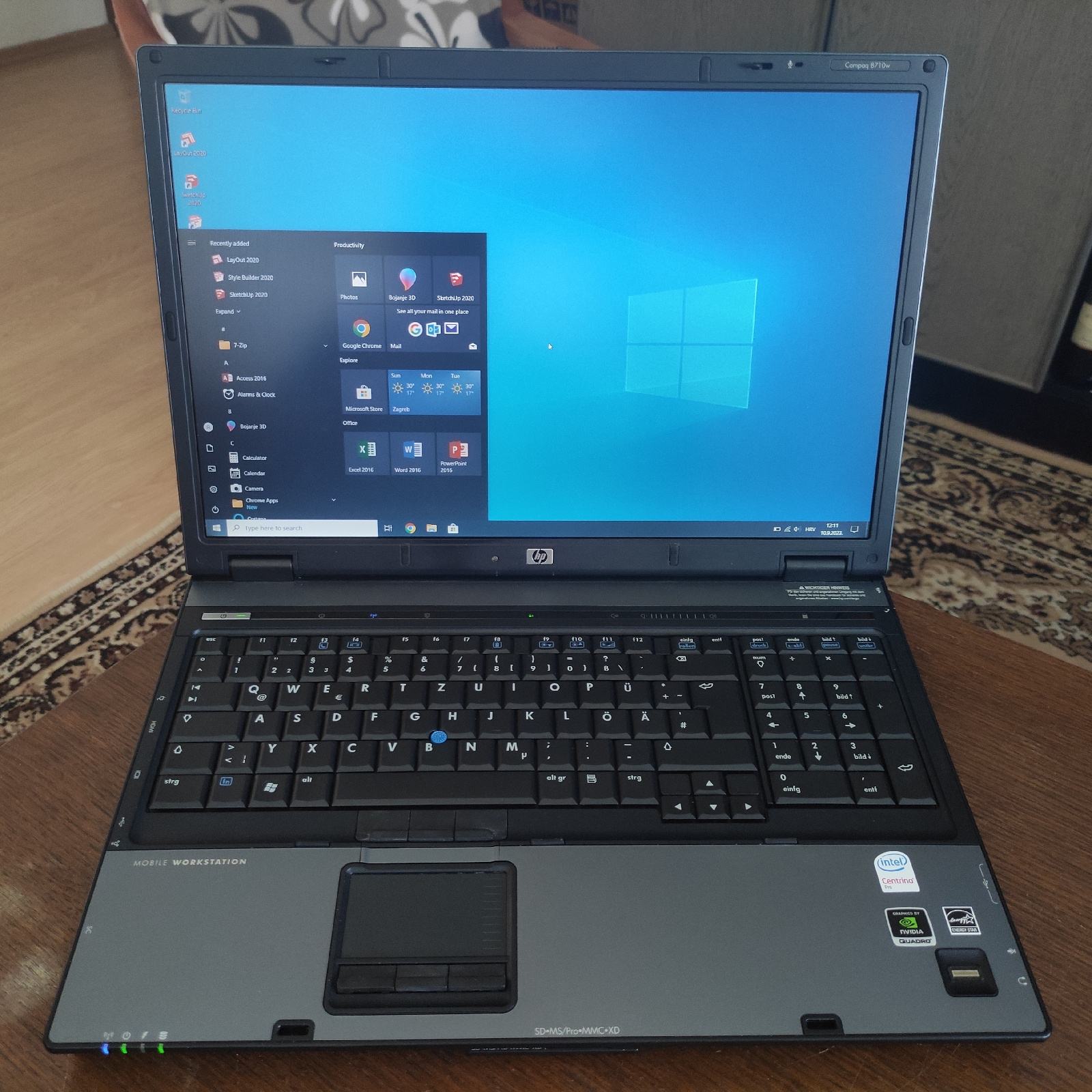 HP Compaq 8710w 17.3 Mobile Workstation + Docking Station