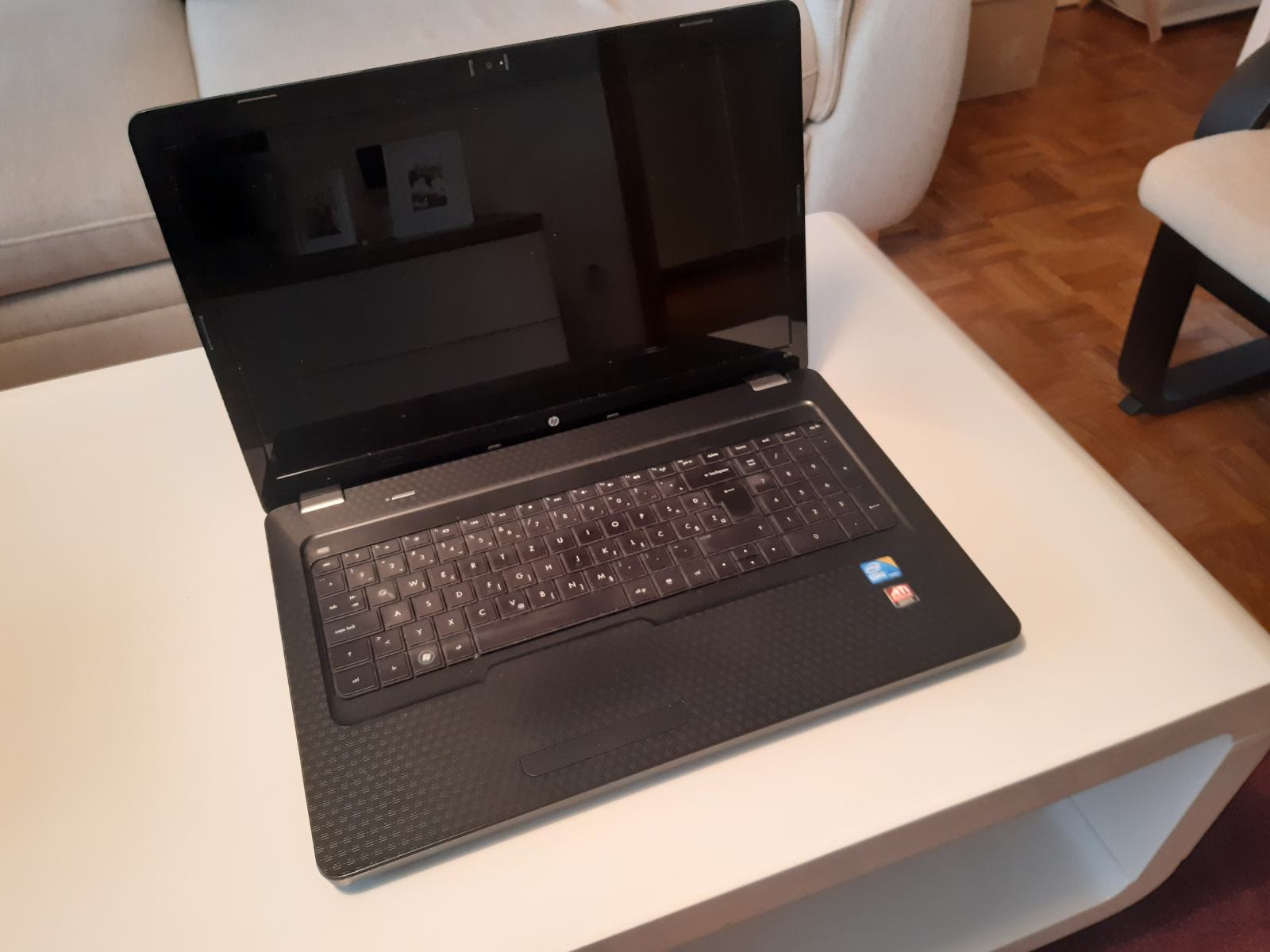 HP G72 Intel i3 17 laptop s torbom