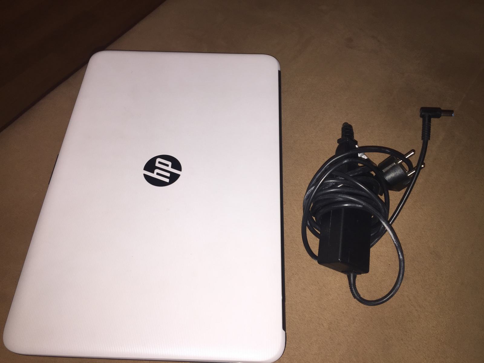 HP laptop, model 1bv18ea (BIJELI) HITNO!