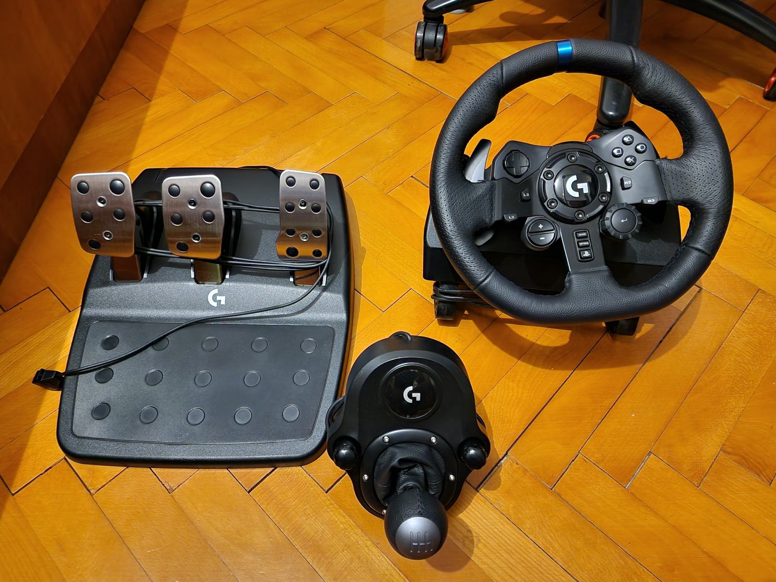 Logitech G923 Trueforce PS4-5/PC verzija + Logitech Shifter