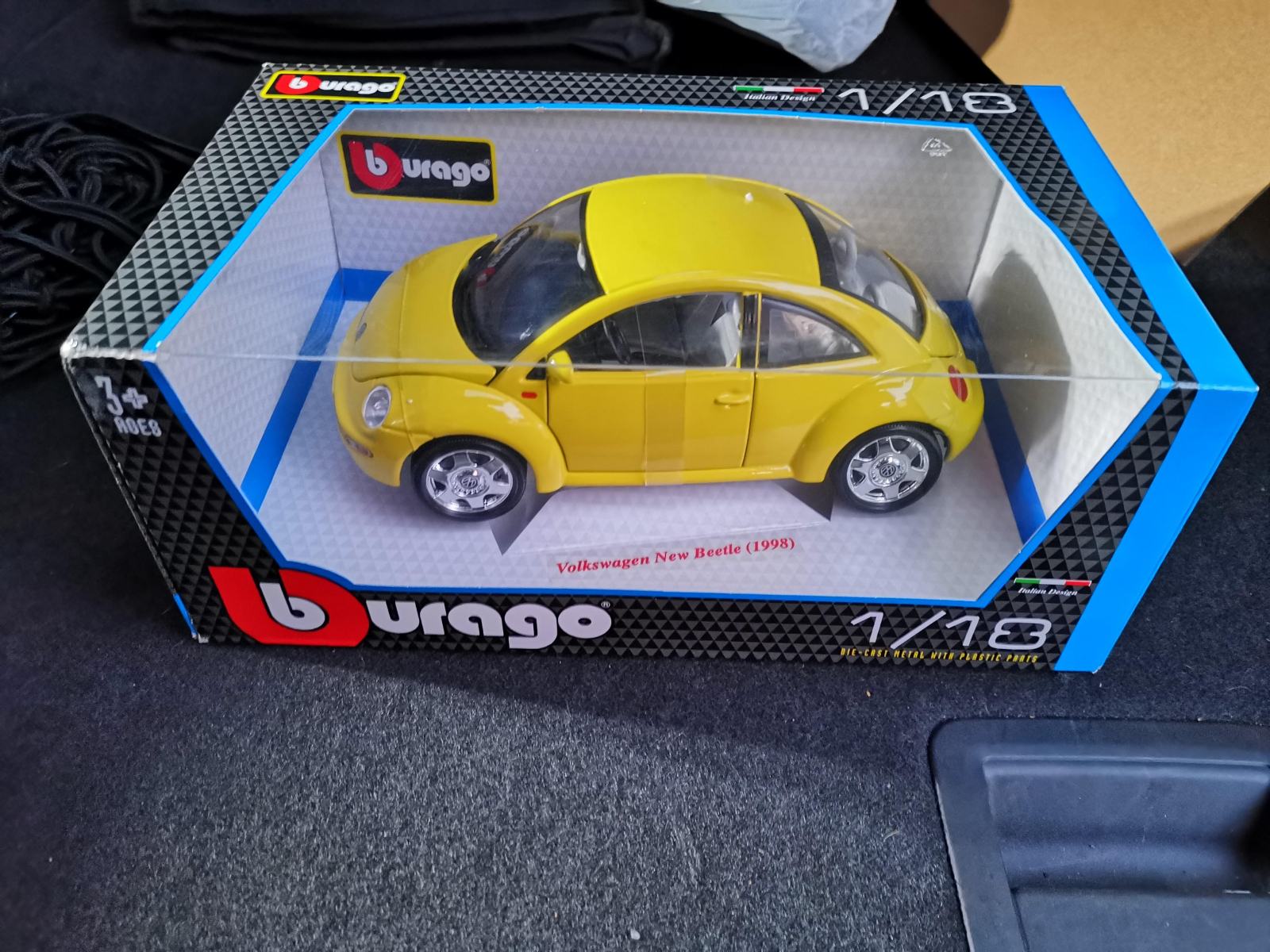 BURAGO Volkswagen BUBA new beetle (1998) autić Gold Mix (1/18)