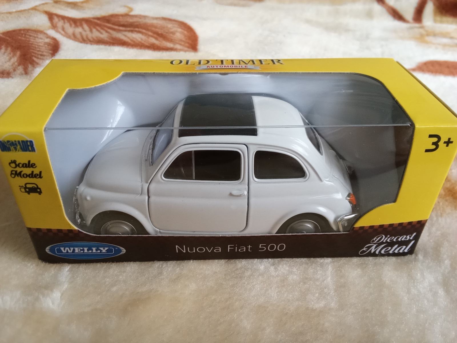 FIAT 500 NUOVA Fićo oldtimer autić igračka model (NOVO) Welly 1:32