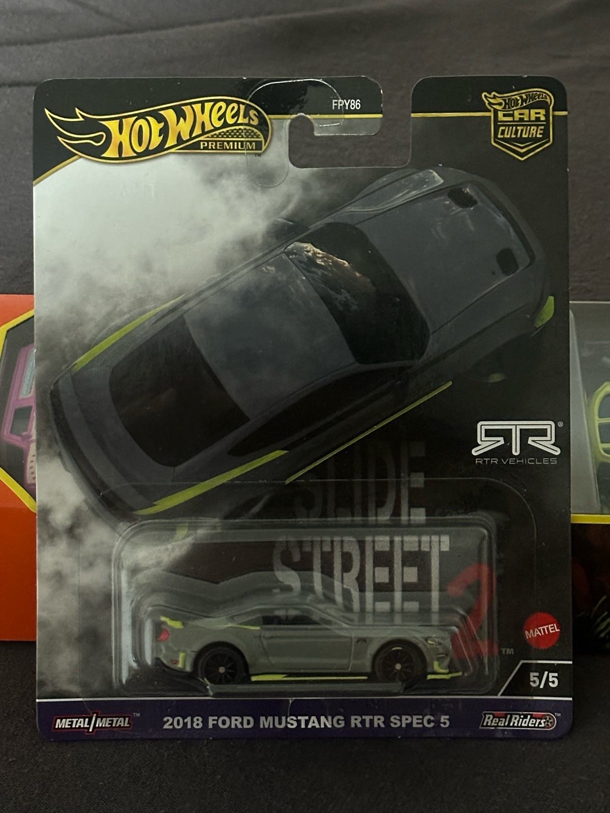 Hot Wheels Premium Slide Street 2 Ford Mustang