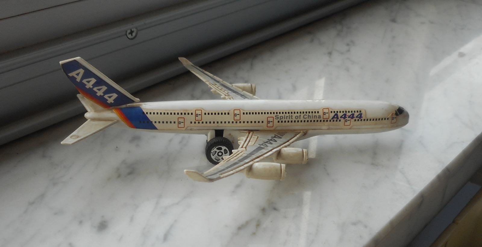 PLASTIČNI AVION IGRAČKA