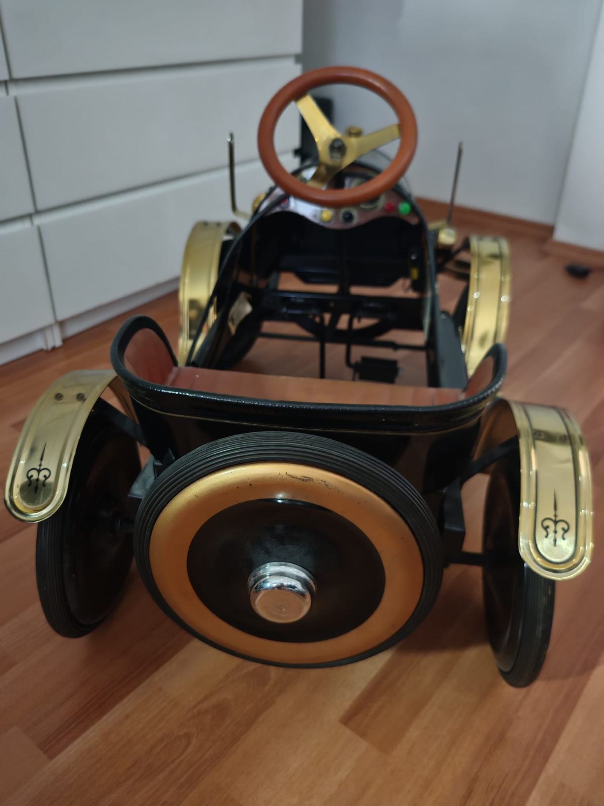 Prodajem starinski auto za djecu,skupljace