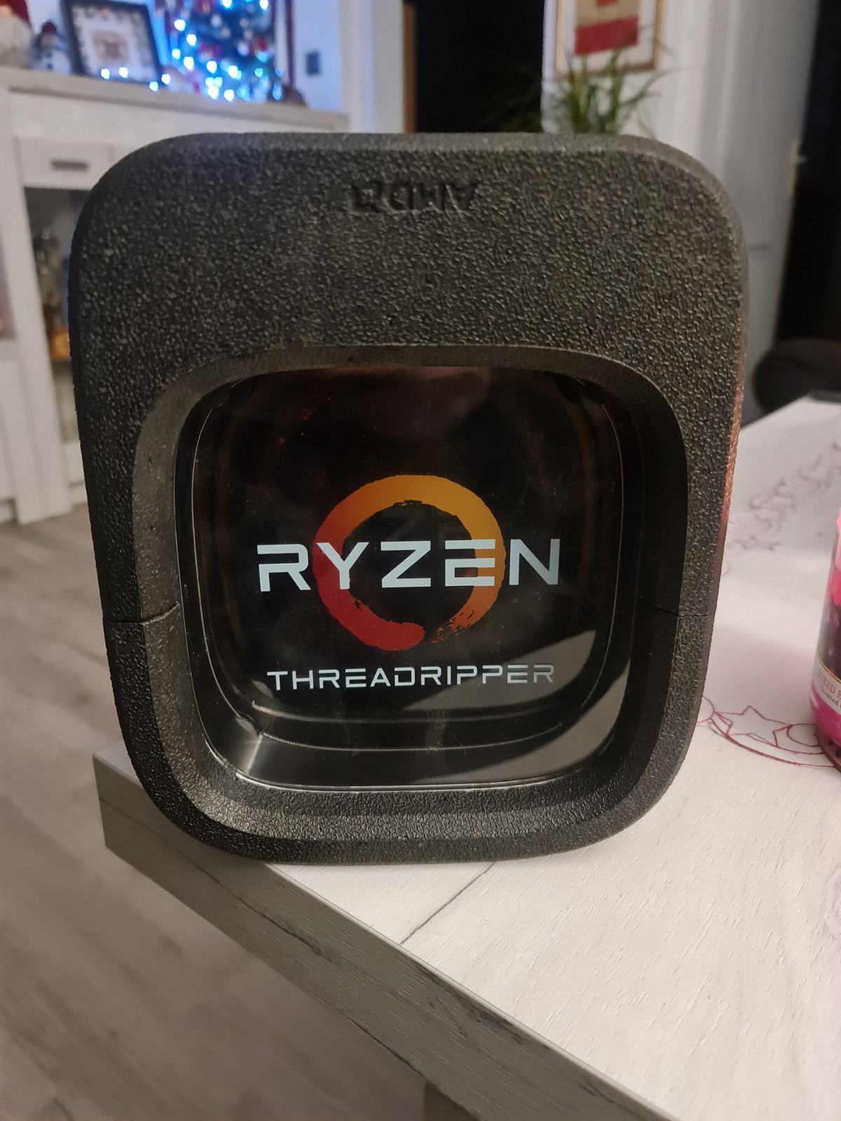AMD Ryzen Threadripper Box - SAMO PRAZNA KUTIJA