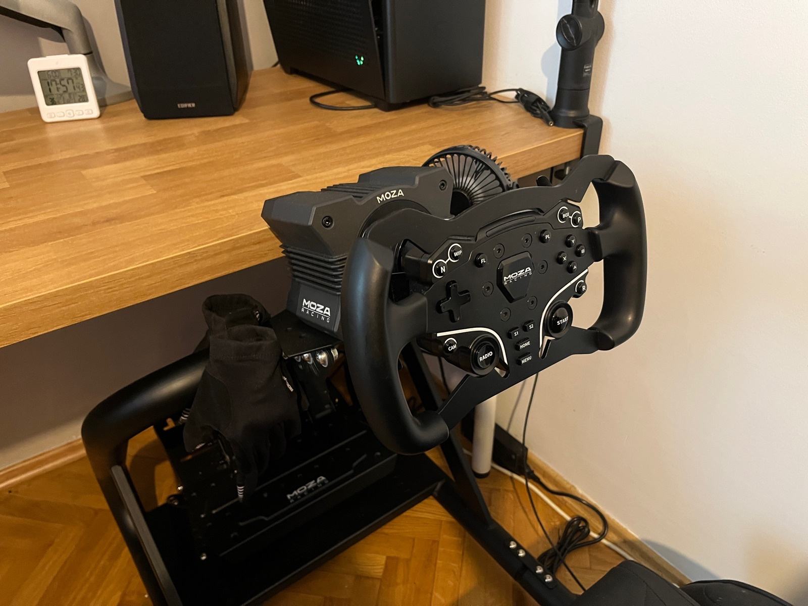 Sim racing rig: Moza R5 Direct drive bundle + GT Omega Titan kokpit