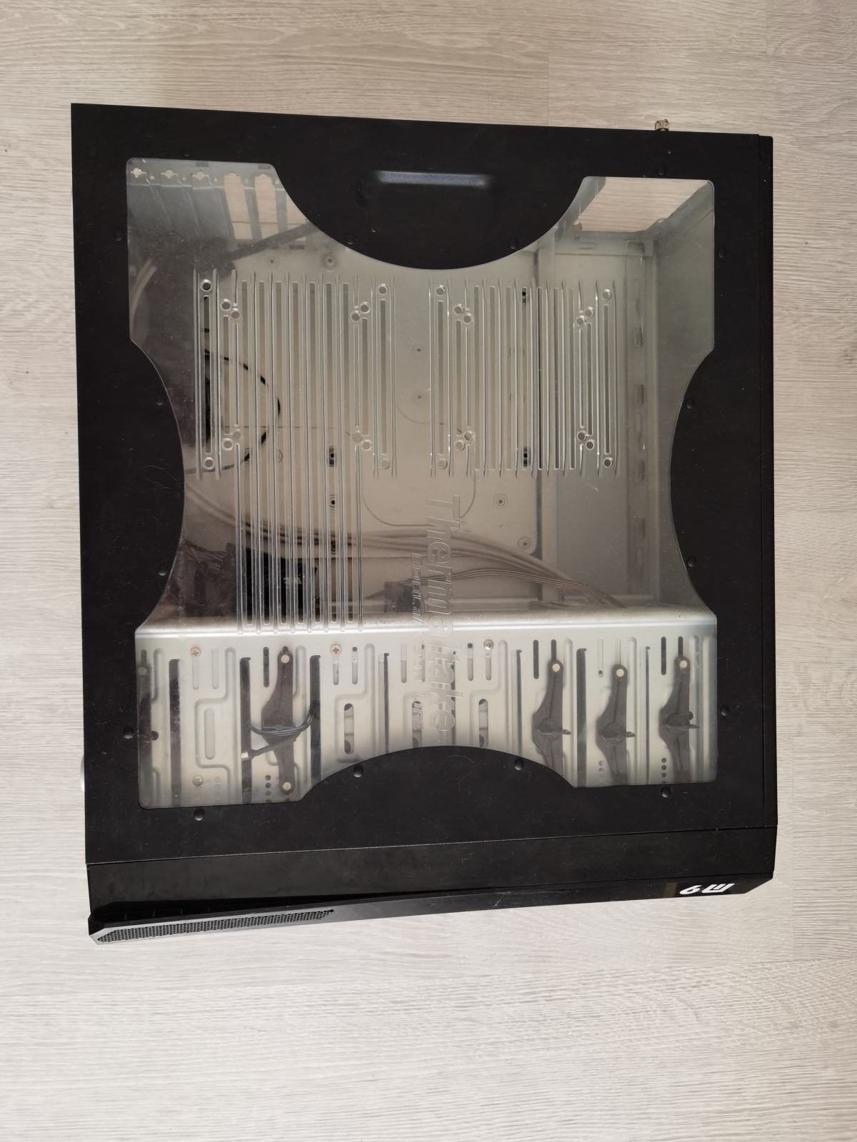 Prodajem kuciste thermaltake m9