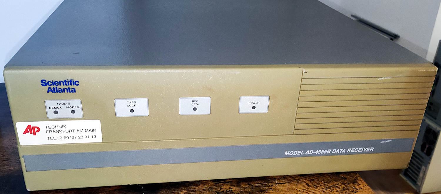 Retro uređaj SCIENTIFIC ATLANTA AD-4585B data receiver