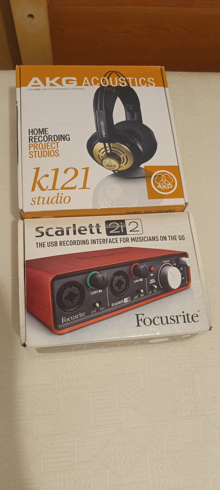 Slušalice AKG k121 studio, vanjska zvučna kartica Scarlett 2i2