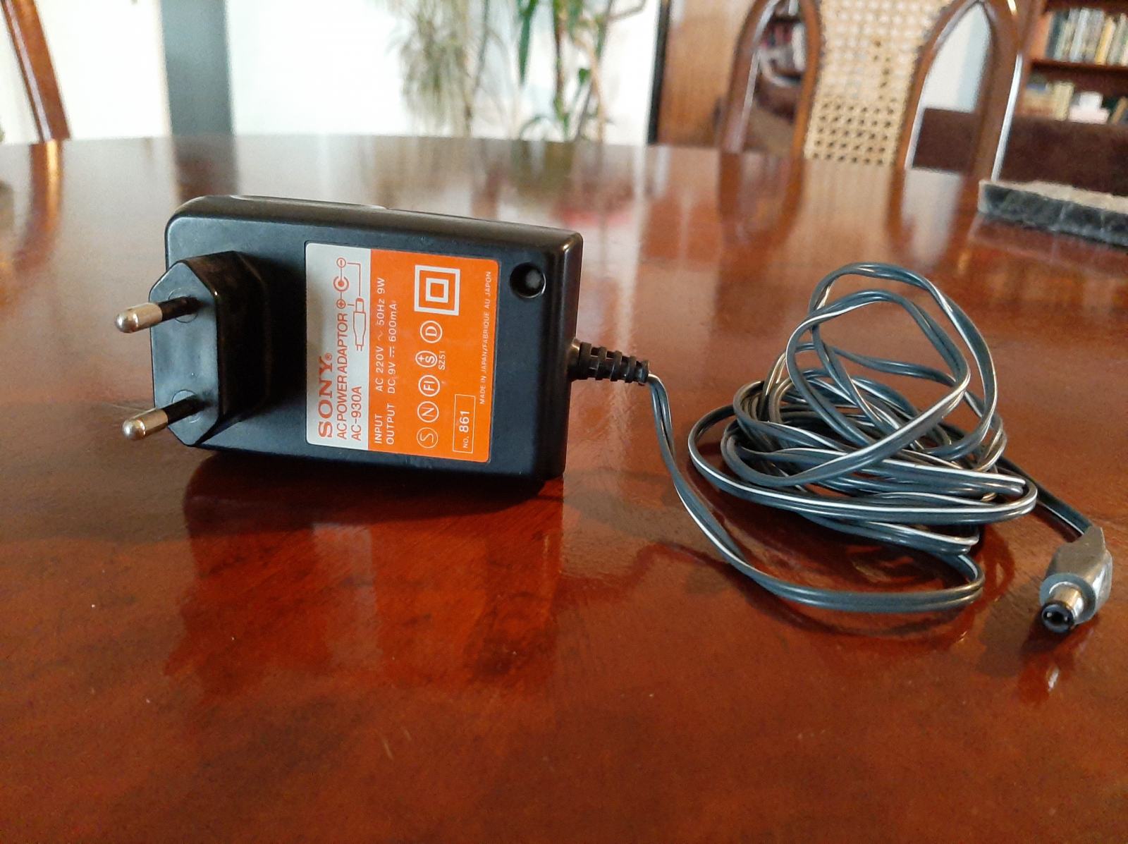 SONY strujni adapter 9V - 600mA